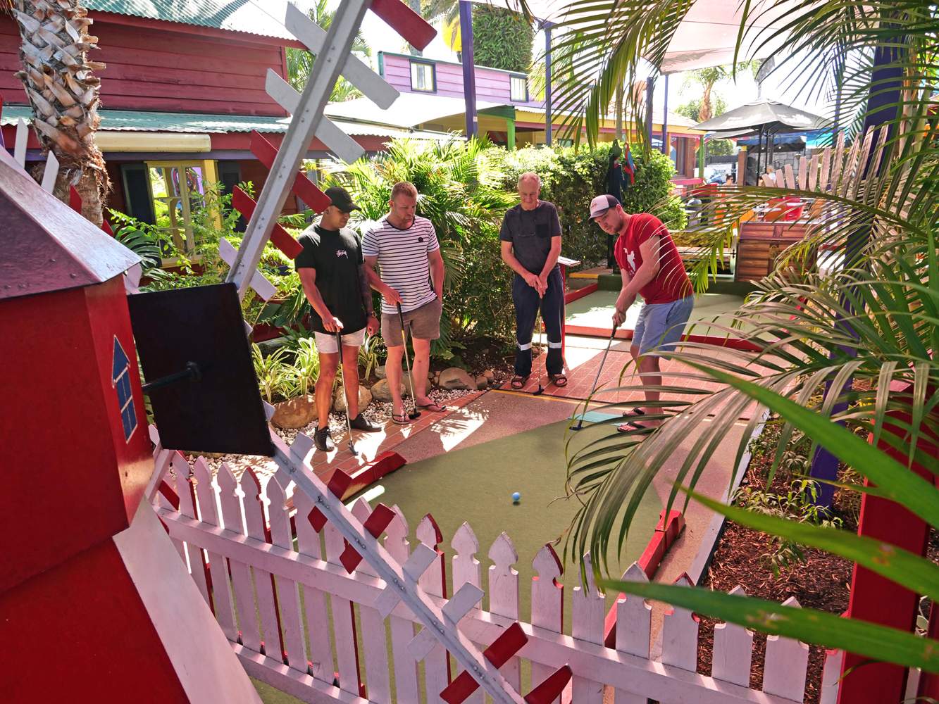 Putt putt marks 50 years of miniature golf on the Gold Coast - ABC News