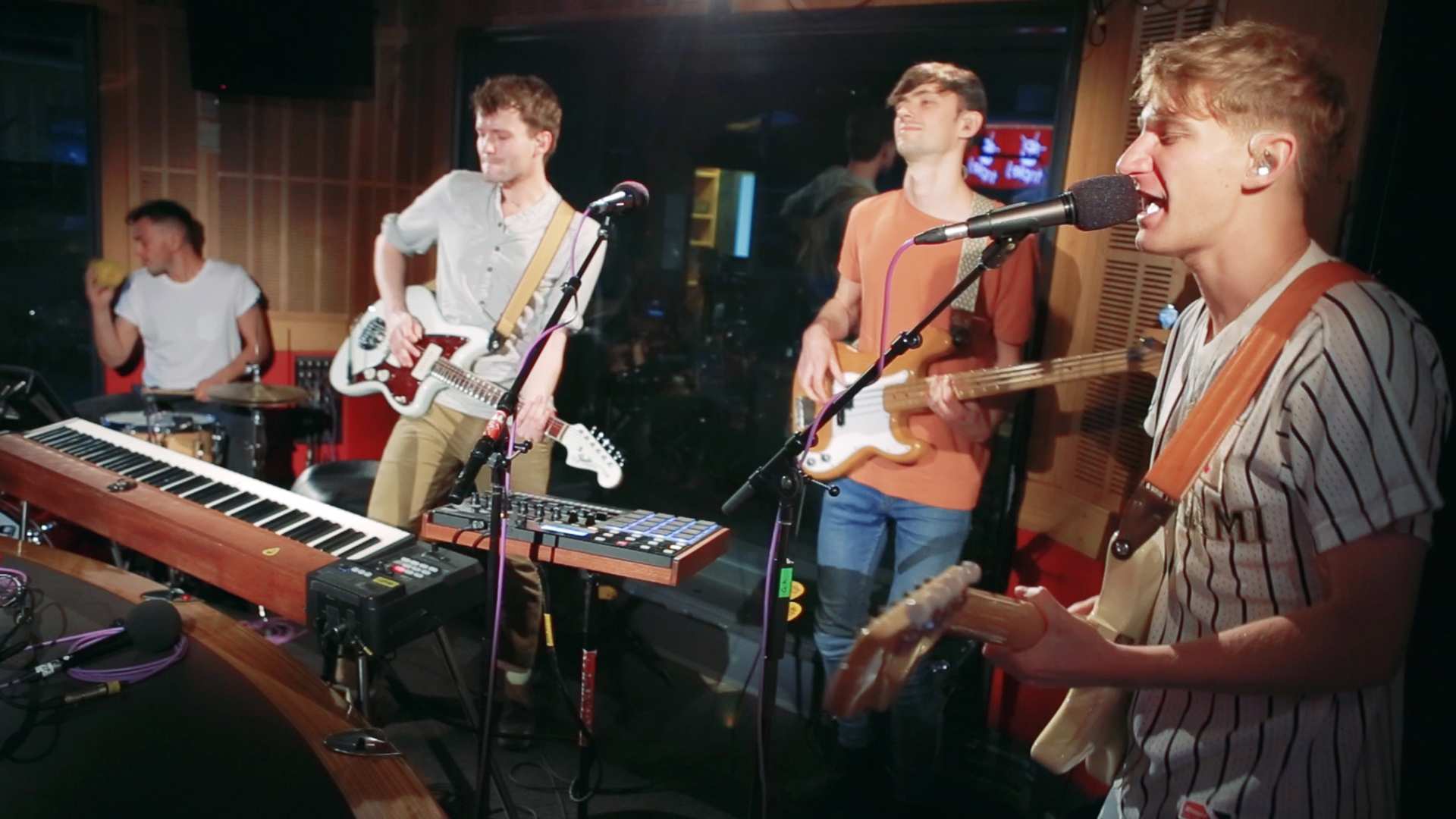 Glass Animals perform 'Pork Soda' - triple j