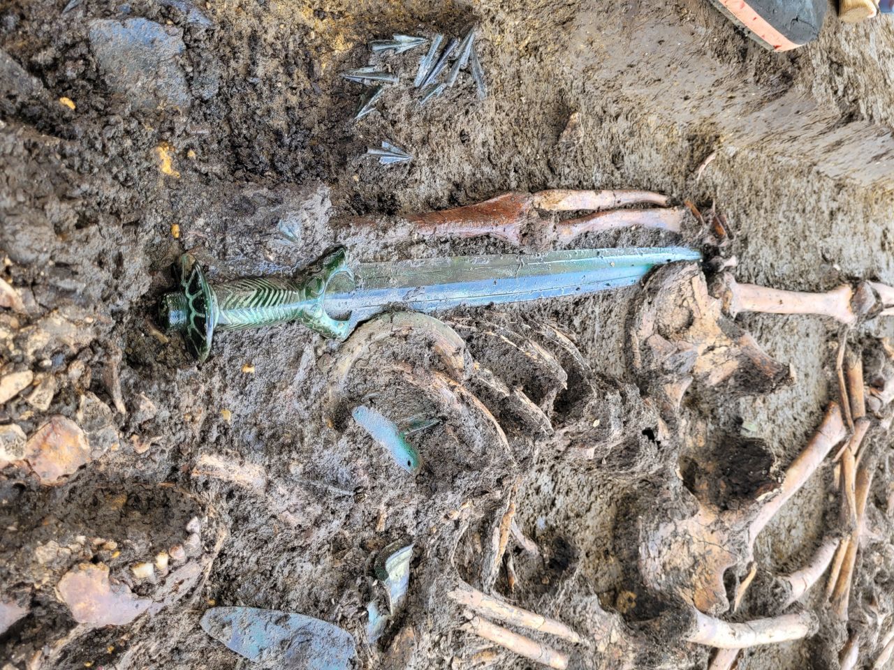 German archaeologists unearth Bronze Age sword so well preserved it ...