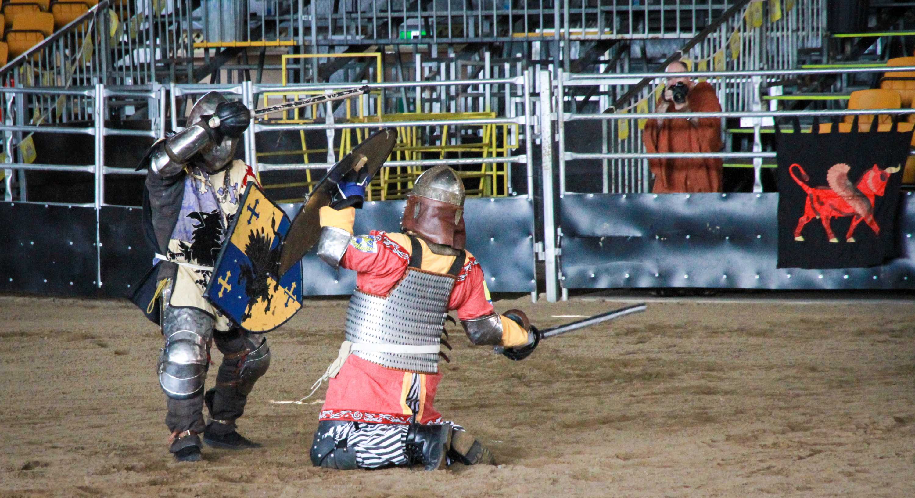 Knights meet in medieval battleground in Rockhampton - ABC News