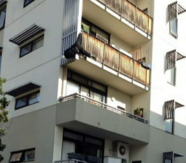 Man left hanging by his ankle after Kensington balcony fall - ABC News