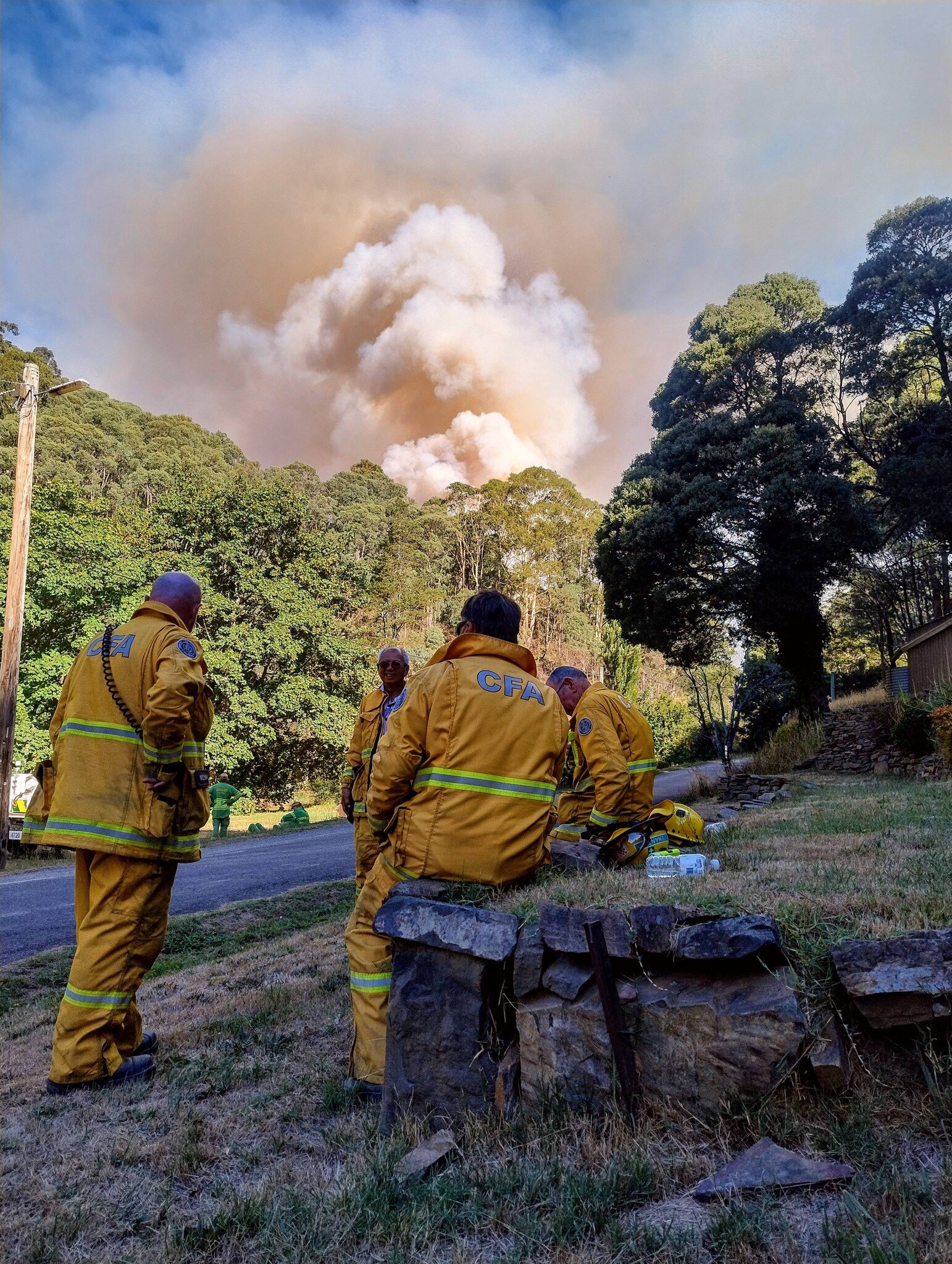 Bushfire burning at Gaffneys Creek treated as suspicious by police ...