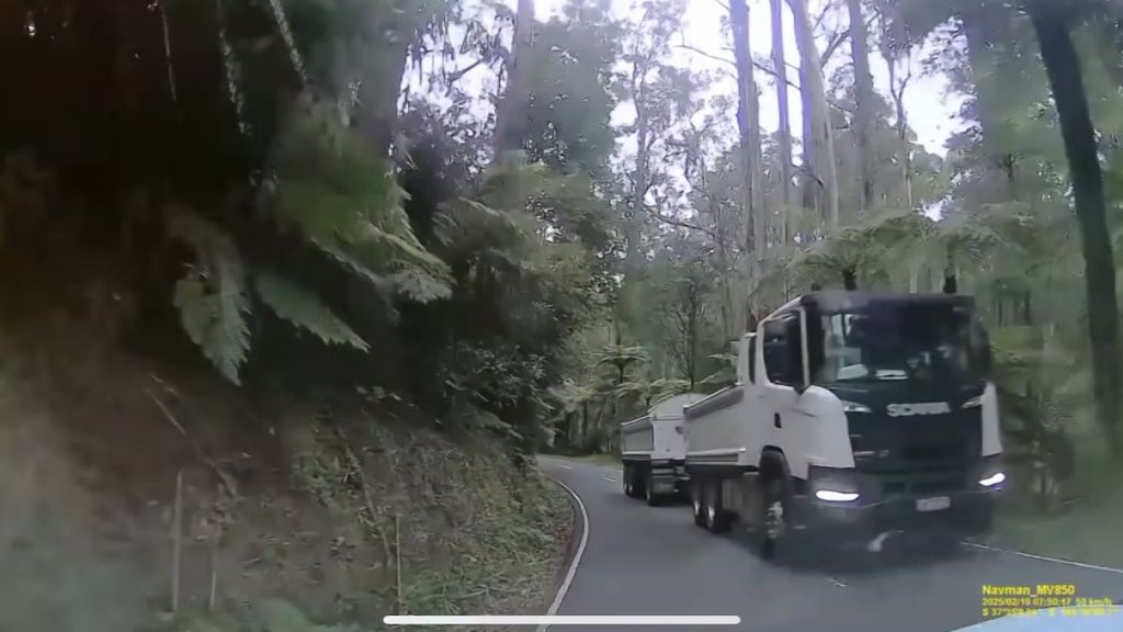 Video captures near misses on Melba Highway in Victoria - ABC News