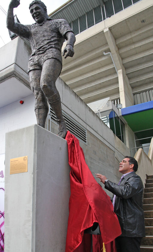 Meninga statue stands tall at Raiders home - ABC News