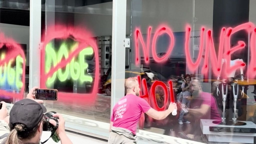 Man arrested for vandalising Tesla showroom with anti-Musk graffiti ...
