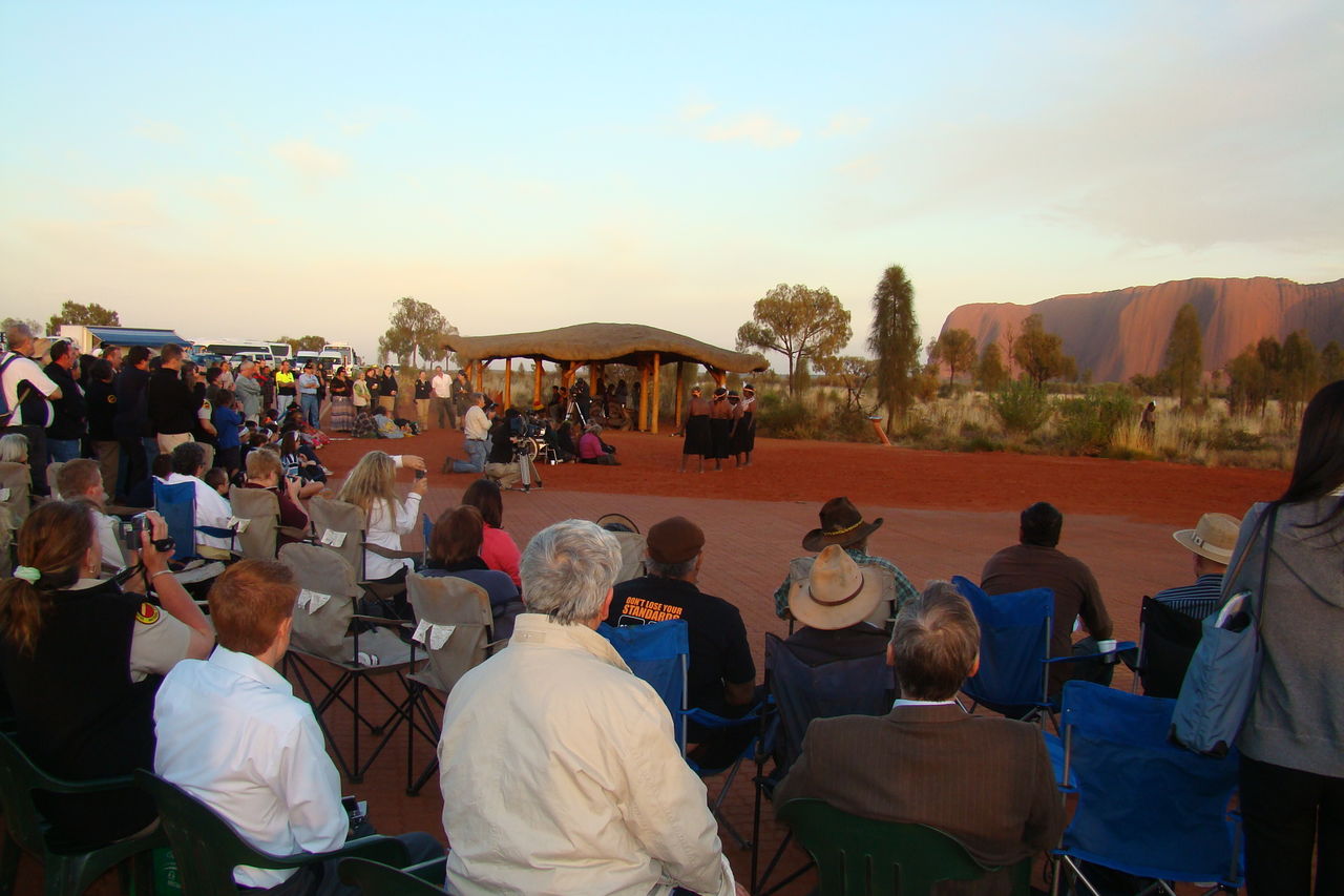 'Spectacular' sunrise platform at Uluru - ABC News