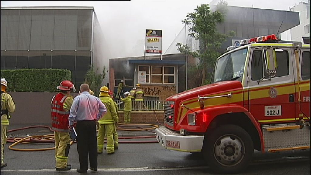 Fire destroys rundown building at South Brisbane - ABC News