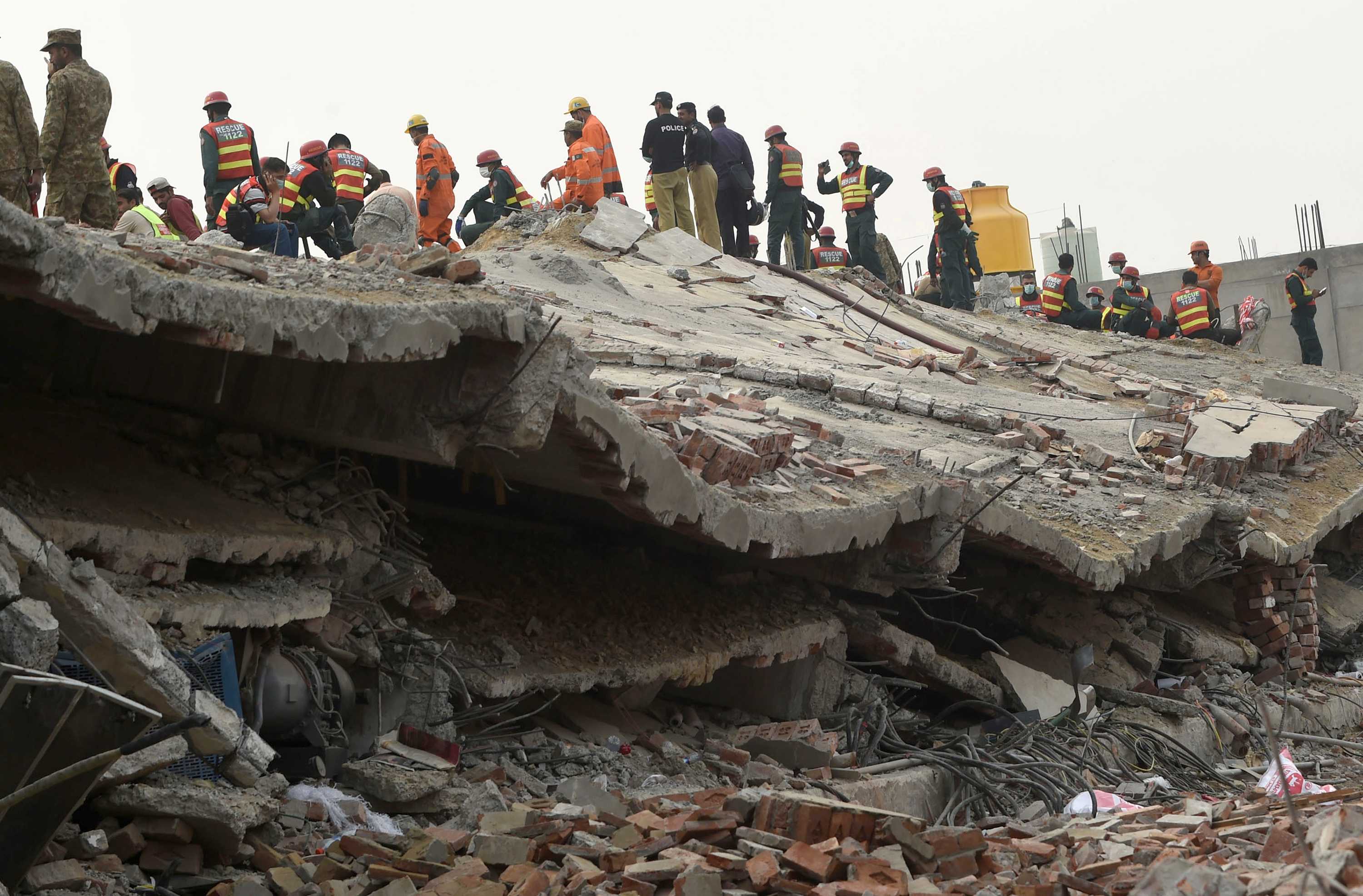 Pakistan factory collapse: Teen found alive 50 hours after disaster ...