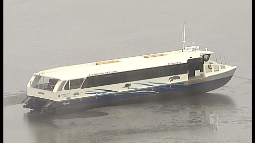 Ferry runs aground in bay - ABC News