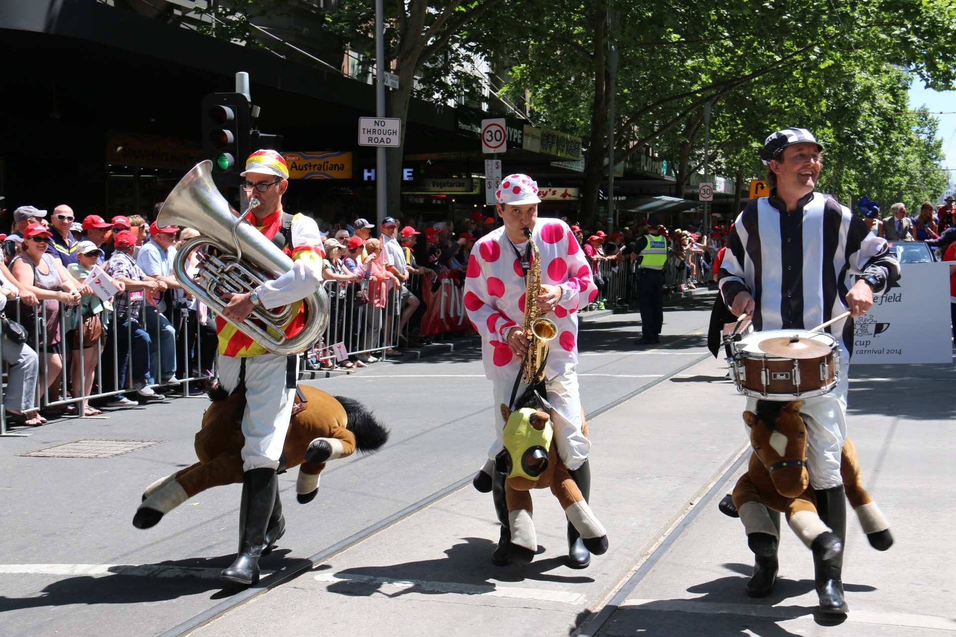 Melbourne Cup Parade stops city as fans prepare for race day - ABC News