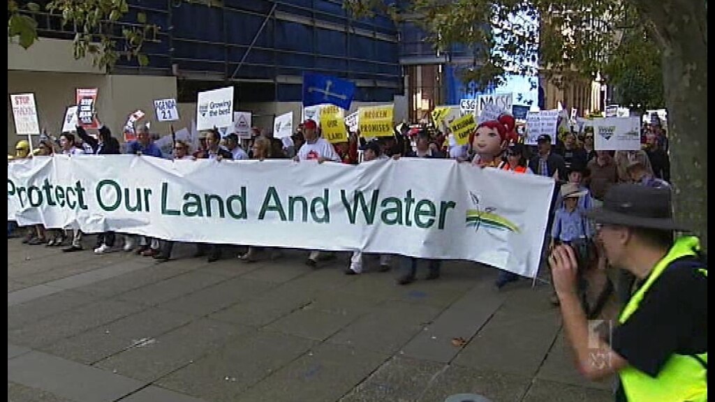 Thousands bring CSG protest to NSW Parliament - ABC News