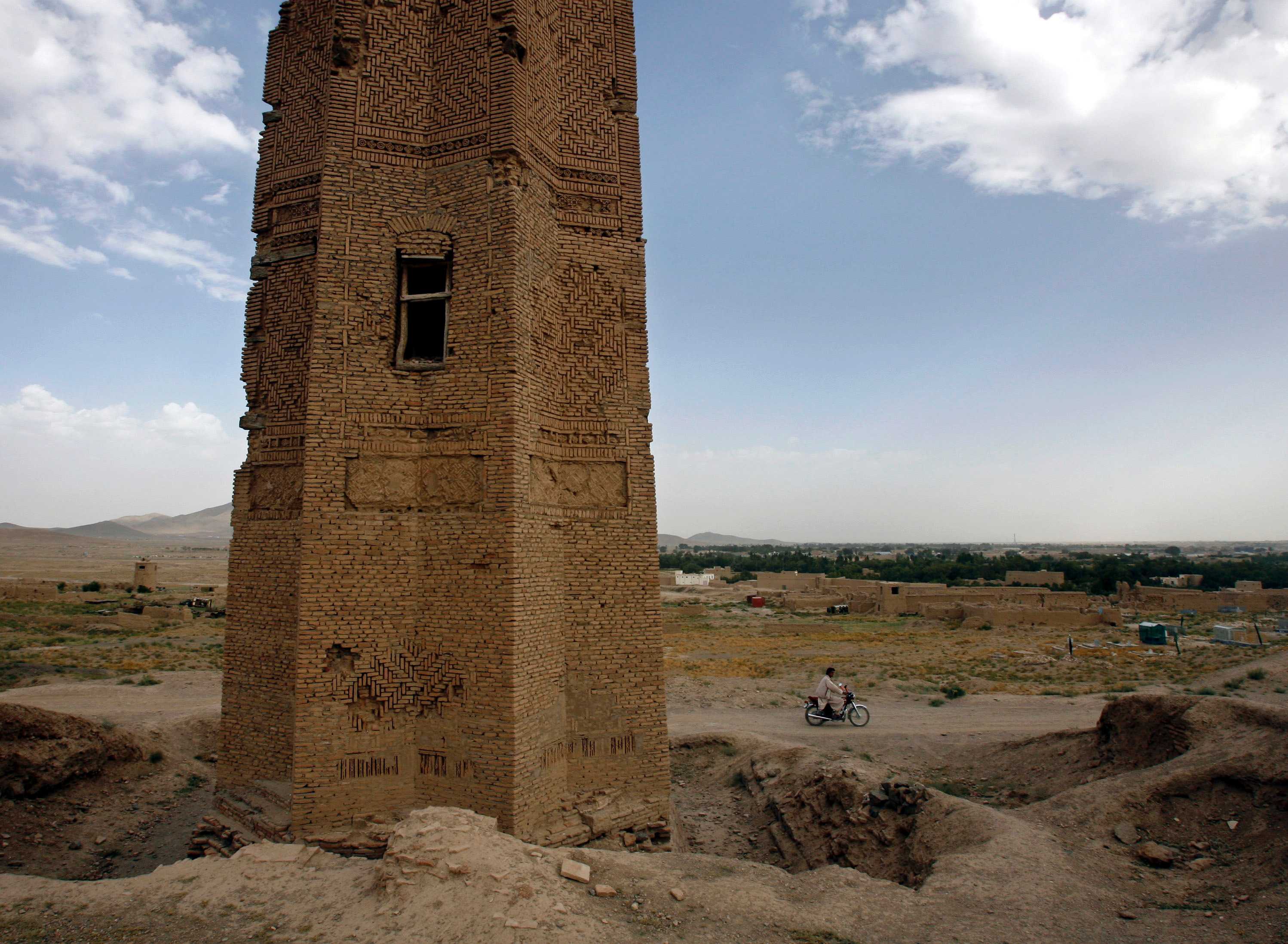 Ancient tower collapse caught on camera in Ghazni in Afghanistan - ABC News