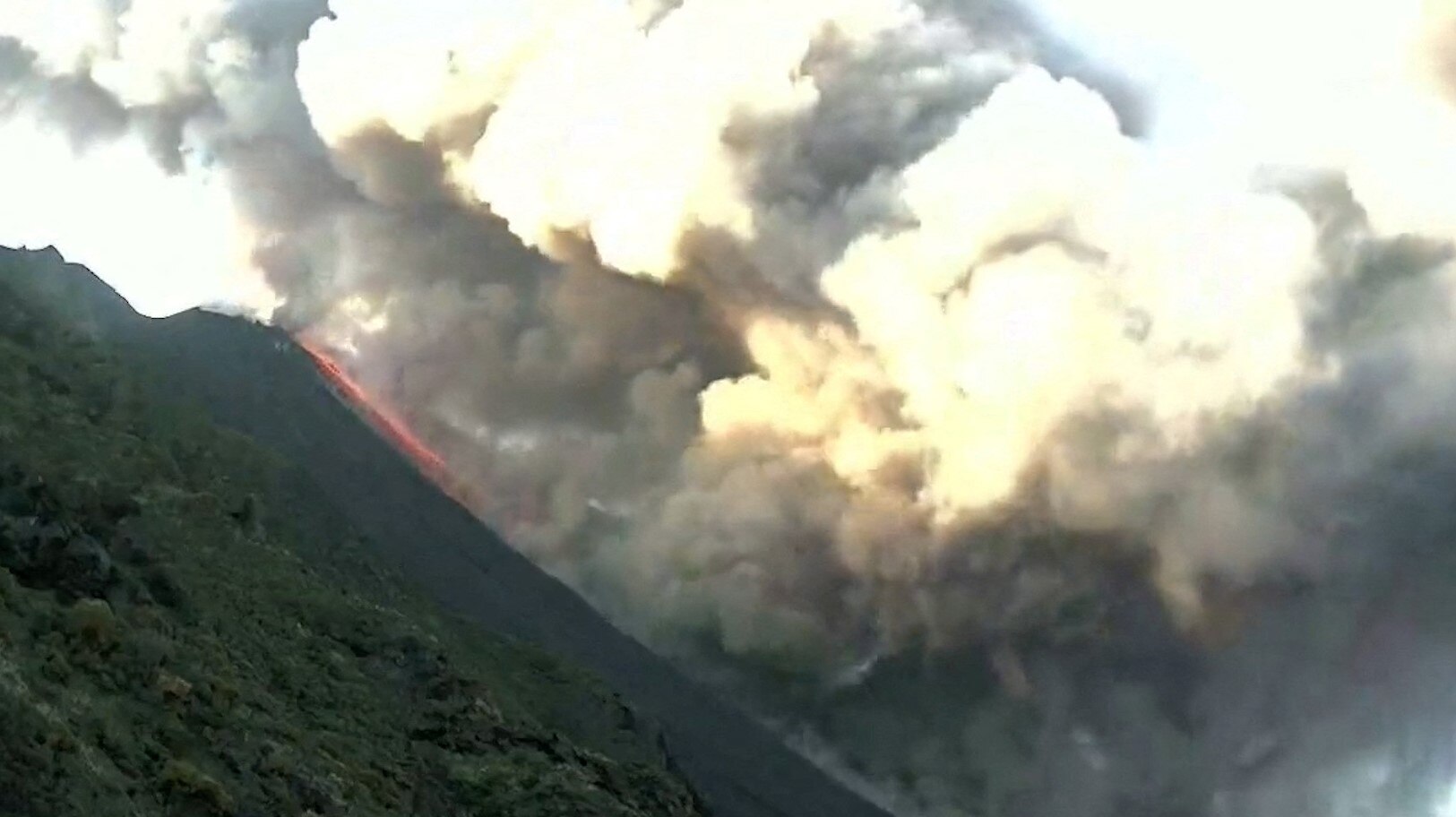 Wybucha włoski wulkan Stromboli, lawa wylewa się do morza