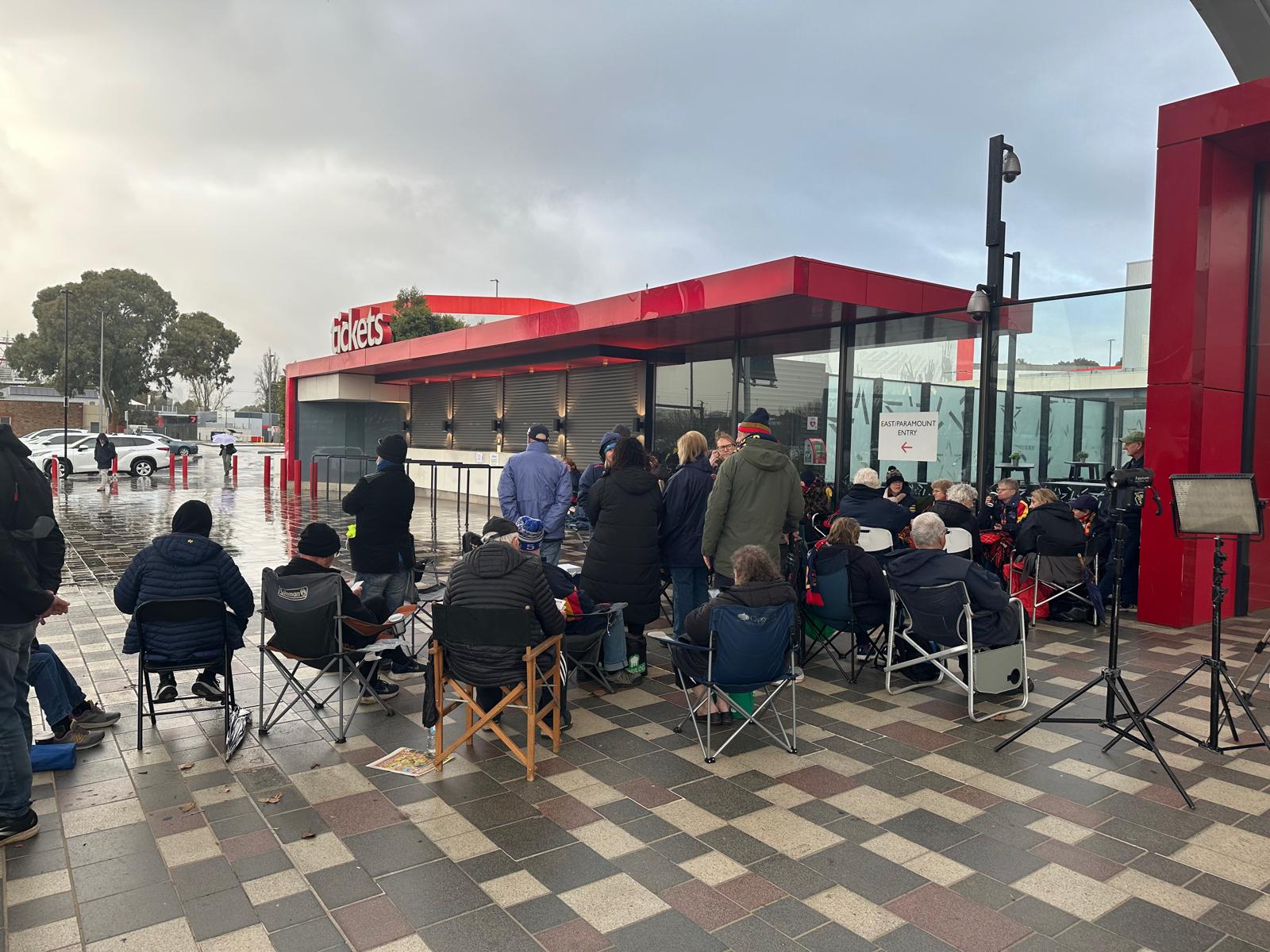 Adelaide Crows fans brave the rain for AFL Qualifying Final tickets ...