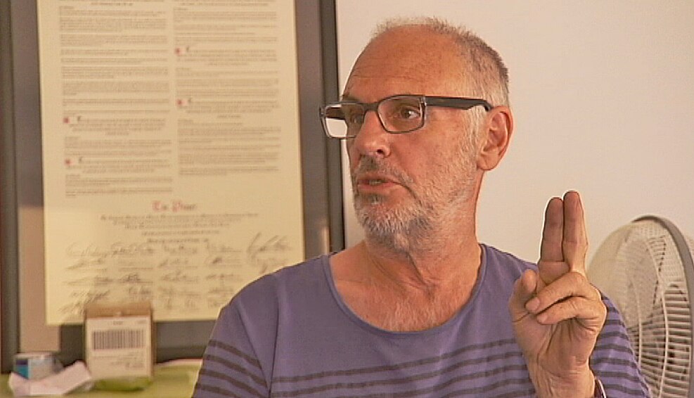 Police inspect Dr Philip Nitschke's new euthanasia clinic in Adelaide ...