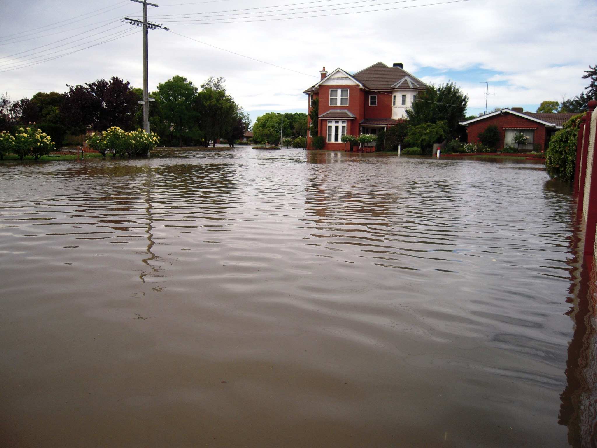 People stranded by flooding at Shepparton - ABC News