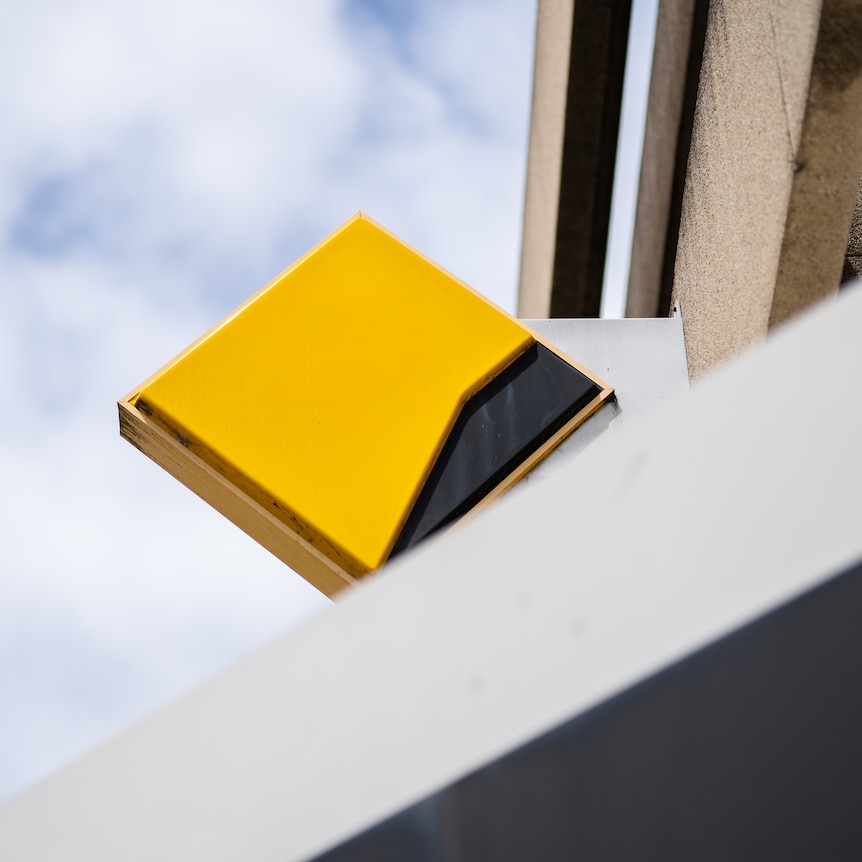 Commonwealth Bank pauses plans for $3 'withdrawal fee' - ABC listen Commonwealth Bank pauses plans for $3 'withdrawal fee' - ABC listen