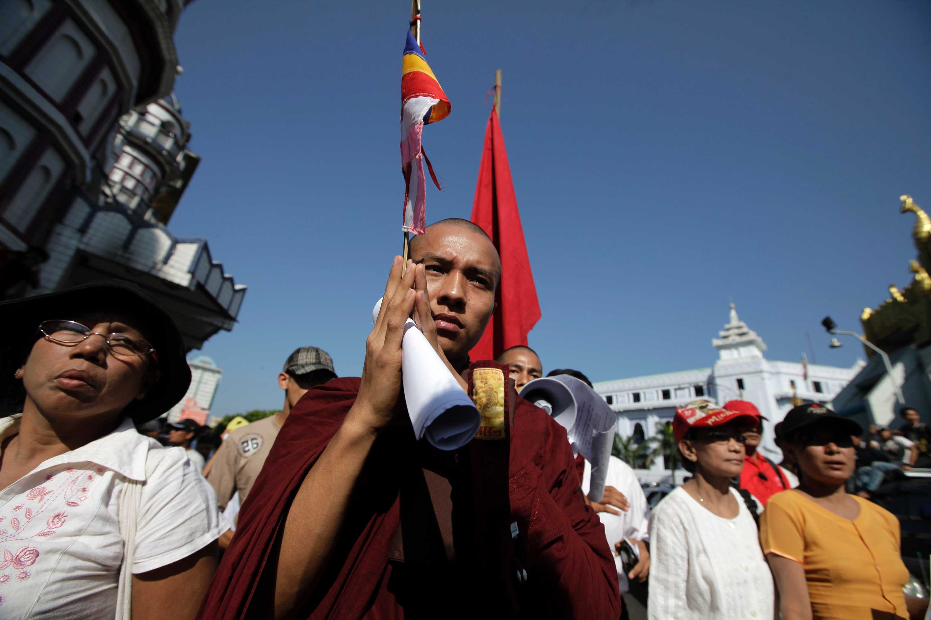 Burmese government apologises to injured monks - ABC News