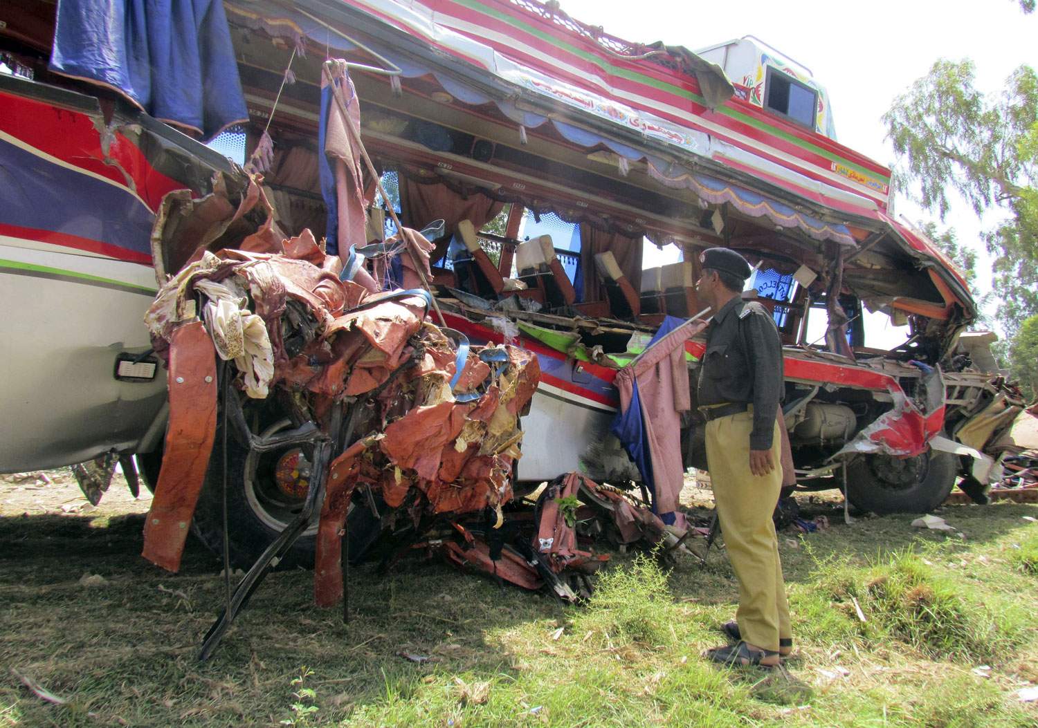 Pakistan bus crash: dozens dead after collision in town of Sukkur ...