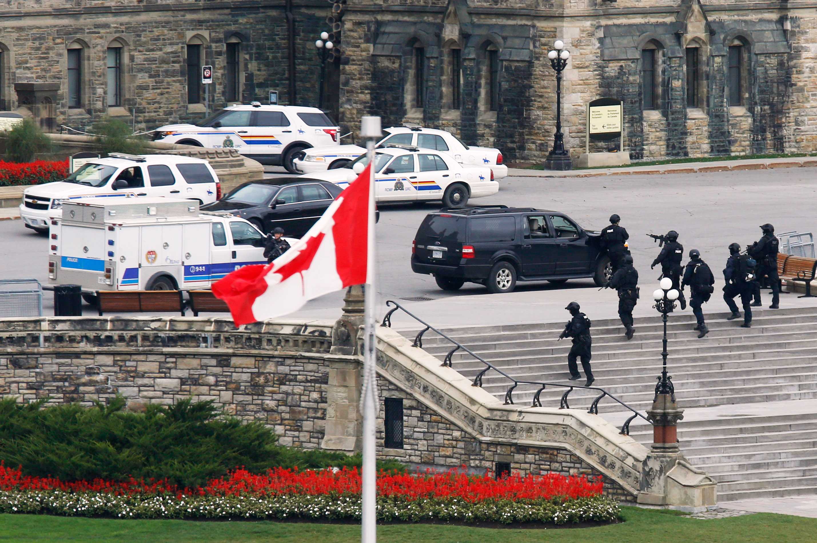 Ottawa shooting photos: soldier killed, Canada's parliament in lockdown ...