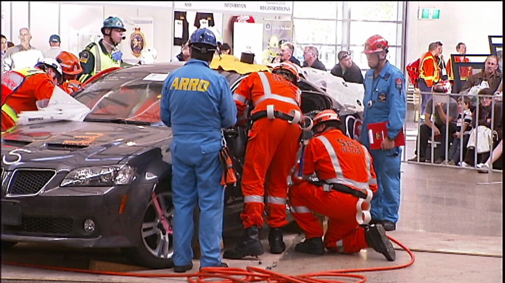 Emergency crews practise road rescues - ABC News