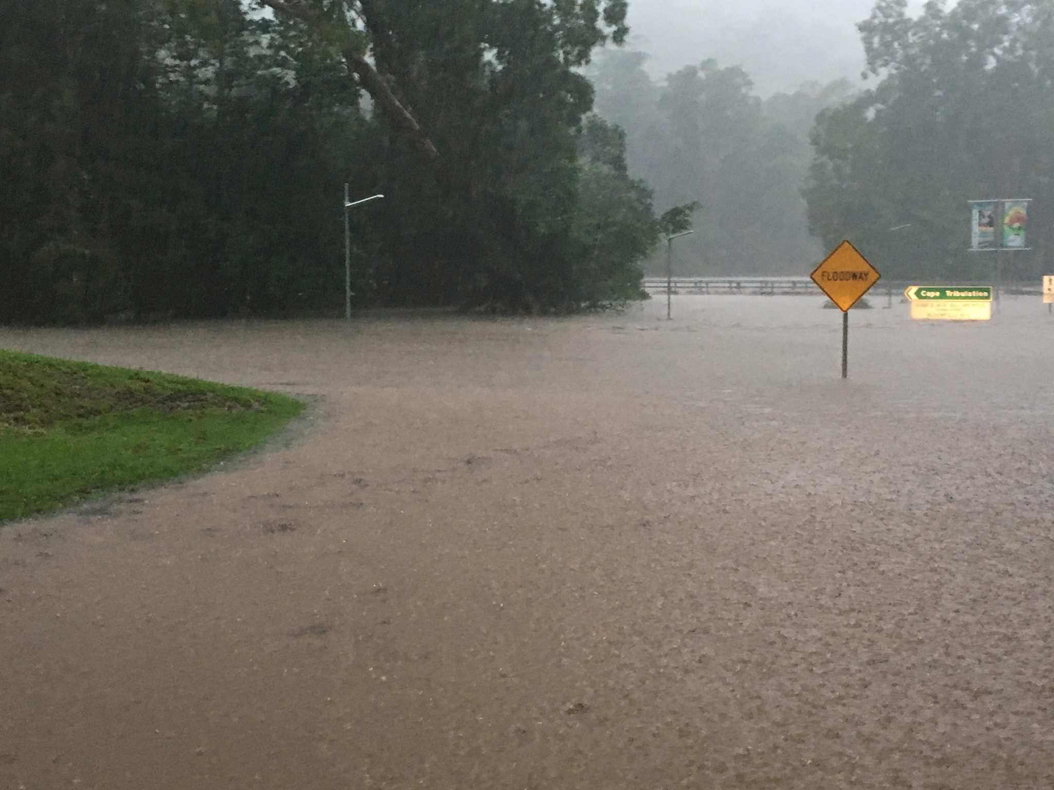 Daintree River floods as torrential rain continues in Far North ...