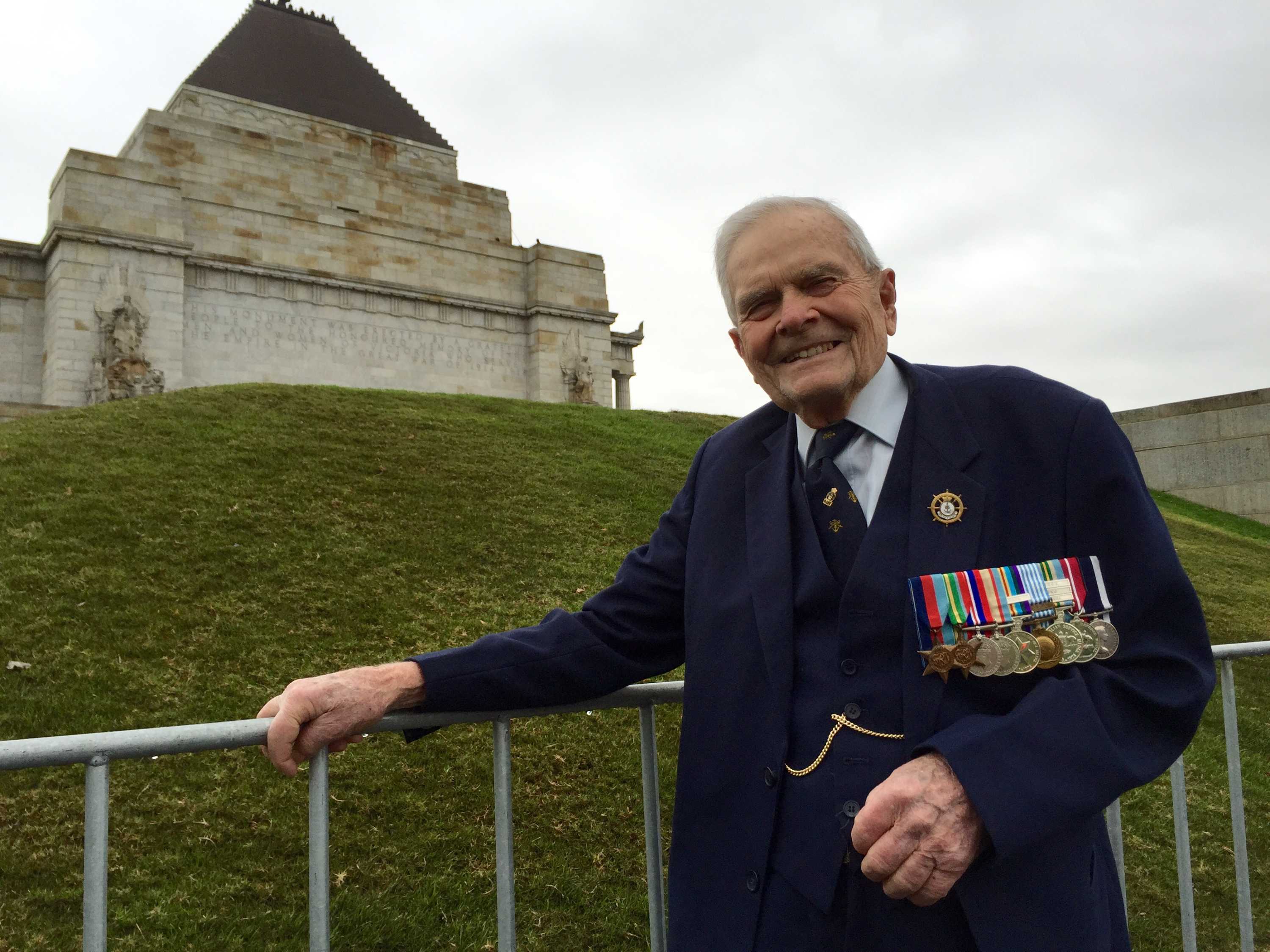 Anzac Day 2015: Rain fails to deter massive crowds at Melbourne ...