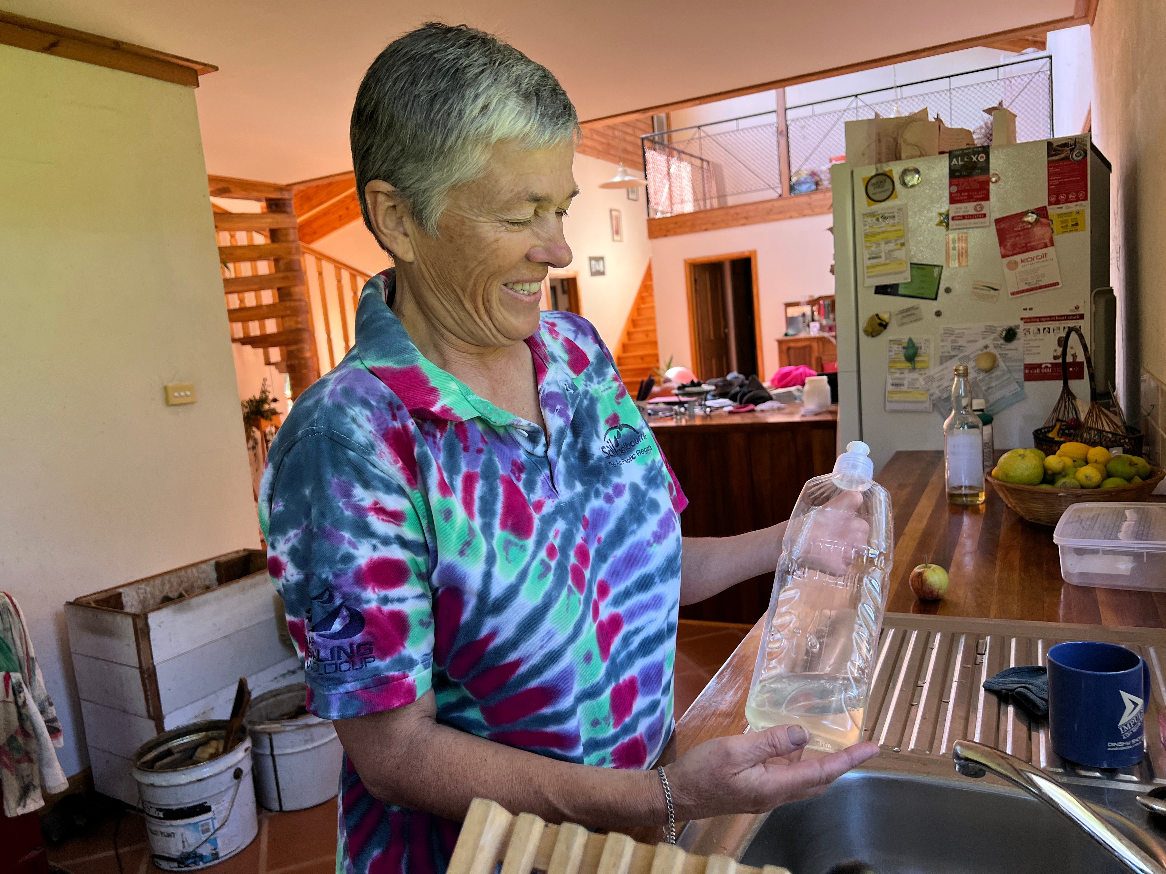 As single-use plastic ban starts in Victoria, shoppers tackle waste ...