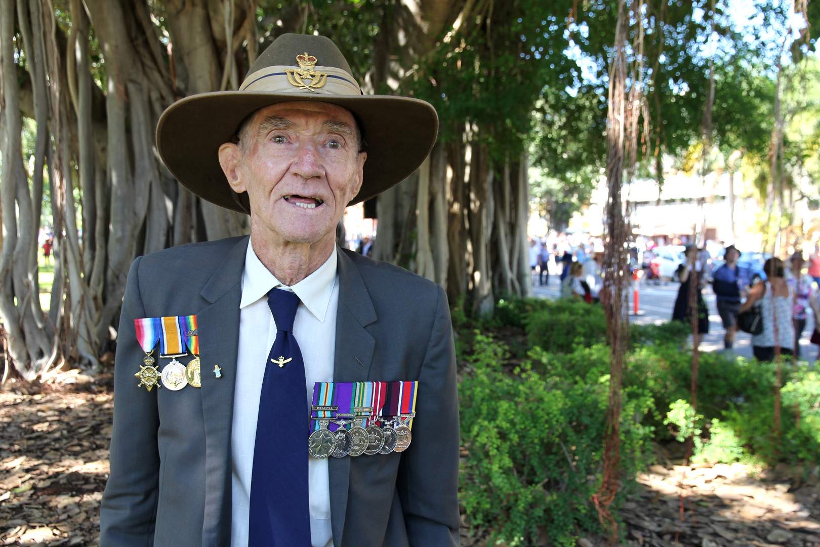Vietnam veterans lead Townsville's Anzac Day march on Long Tan 50th ...