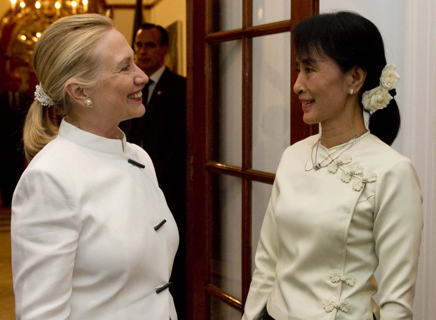 Clinton opens 'new chapter' in historic Burma talks - ABC News