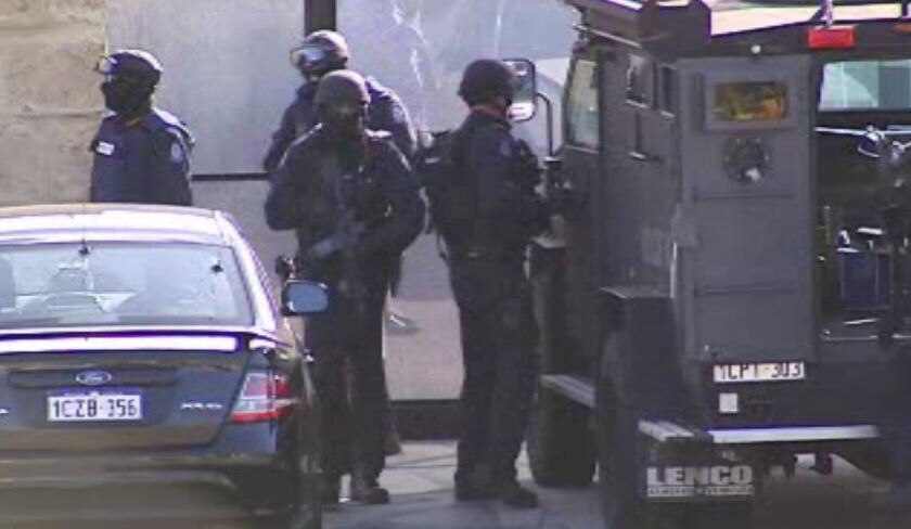 Police raid bikie clubhouse - ABC News