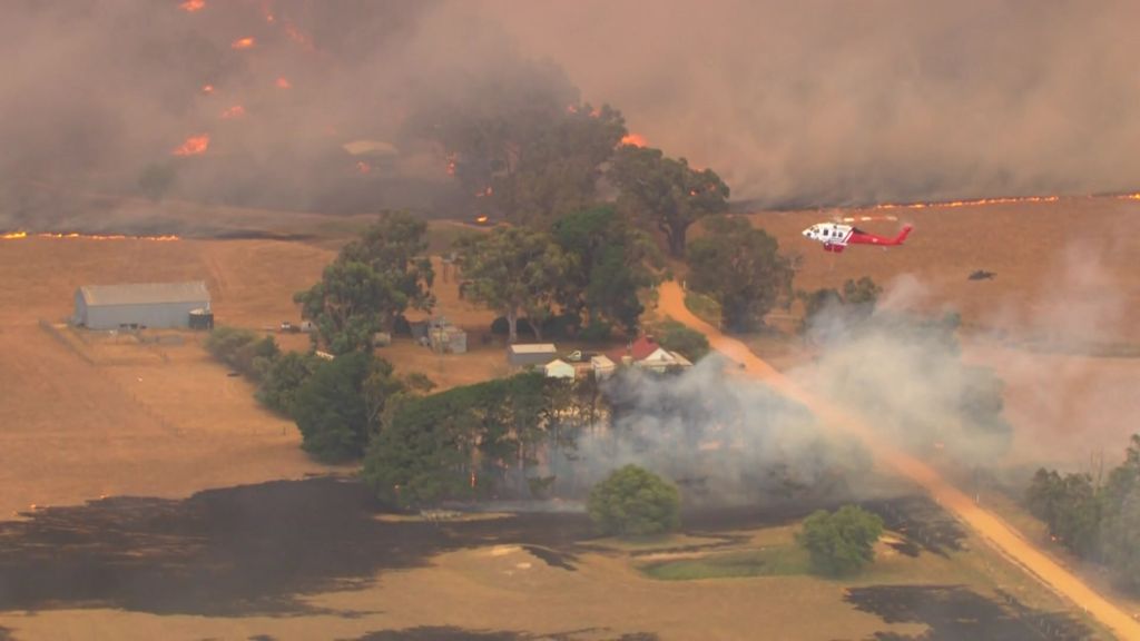 Massive fire burns across Victoria's west - ABC News