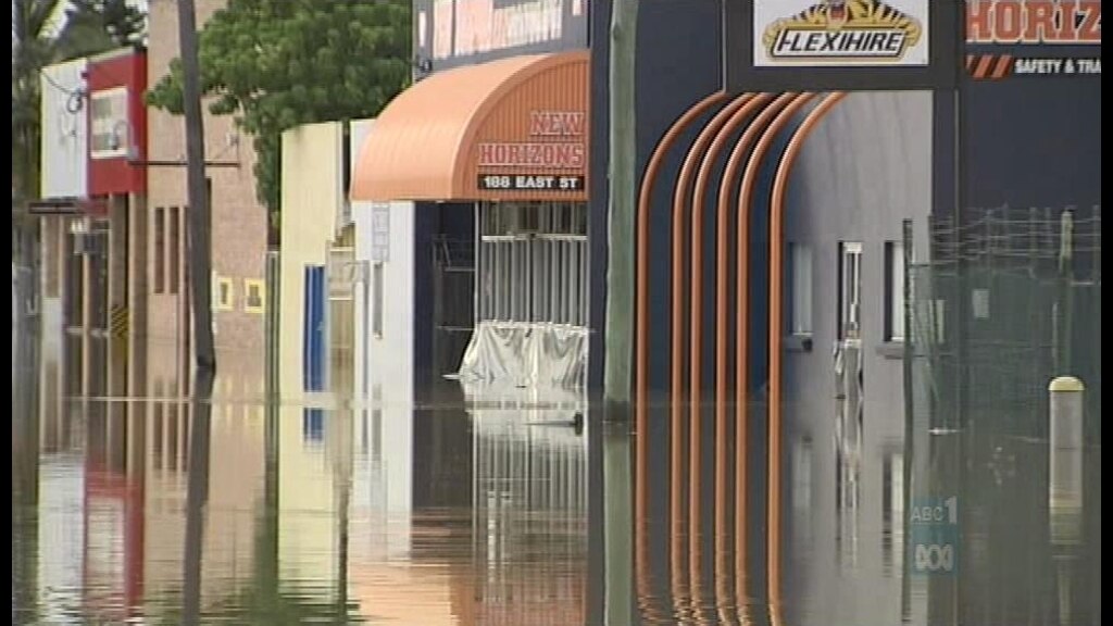 Rockhampton braces for flood peak - ABC News