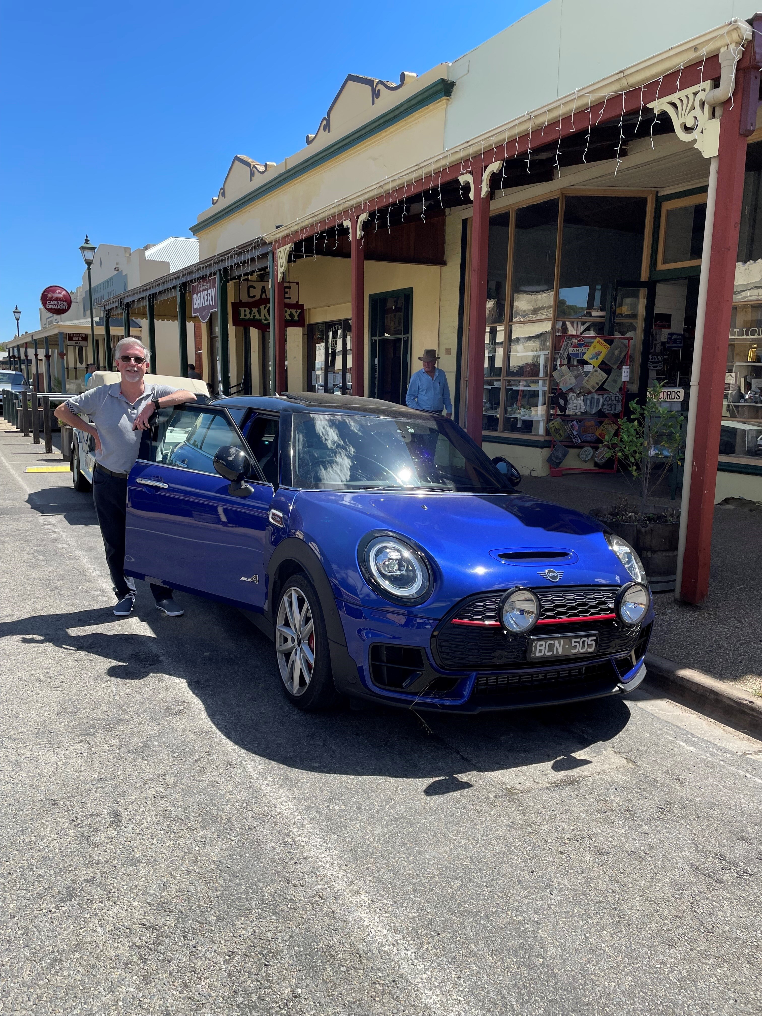 Classic car convoy celebrates 60 years of the Mini in Australia - ABC News