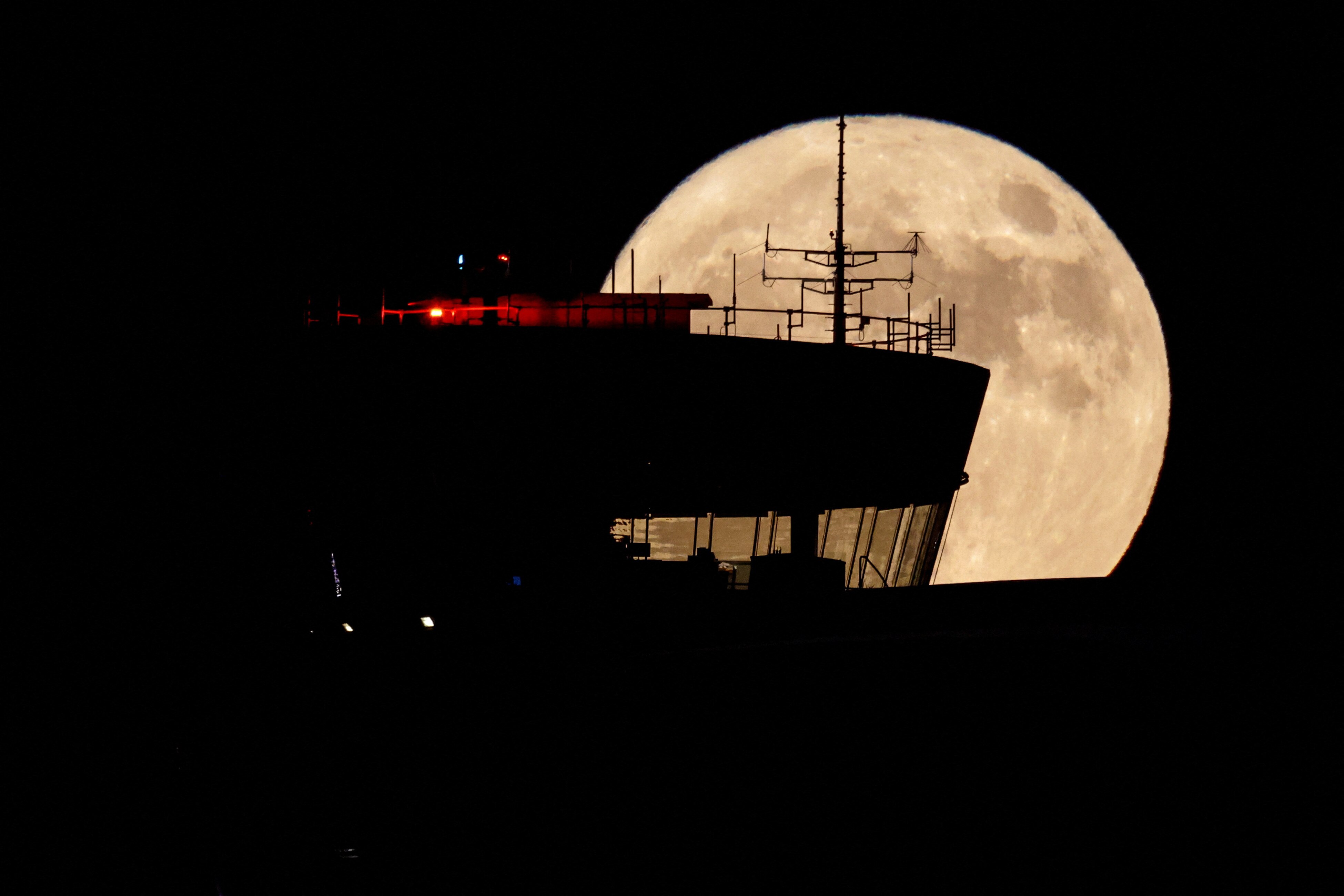 Sturgeon supermoon illuminates night skies around the world - ABC News
