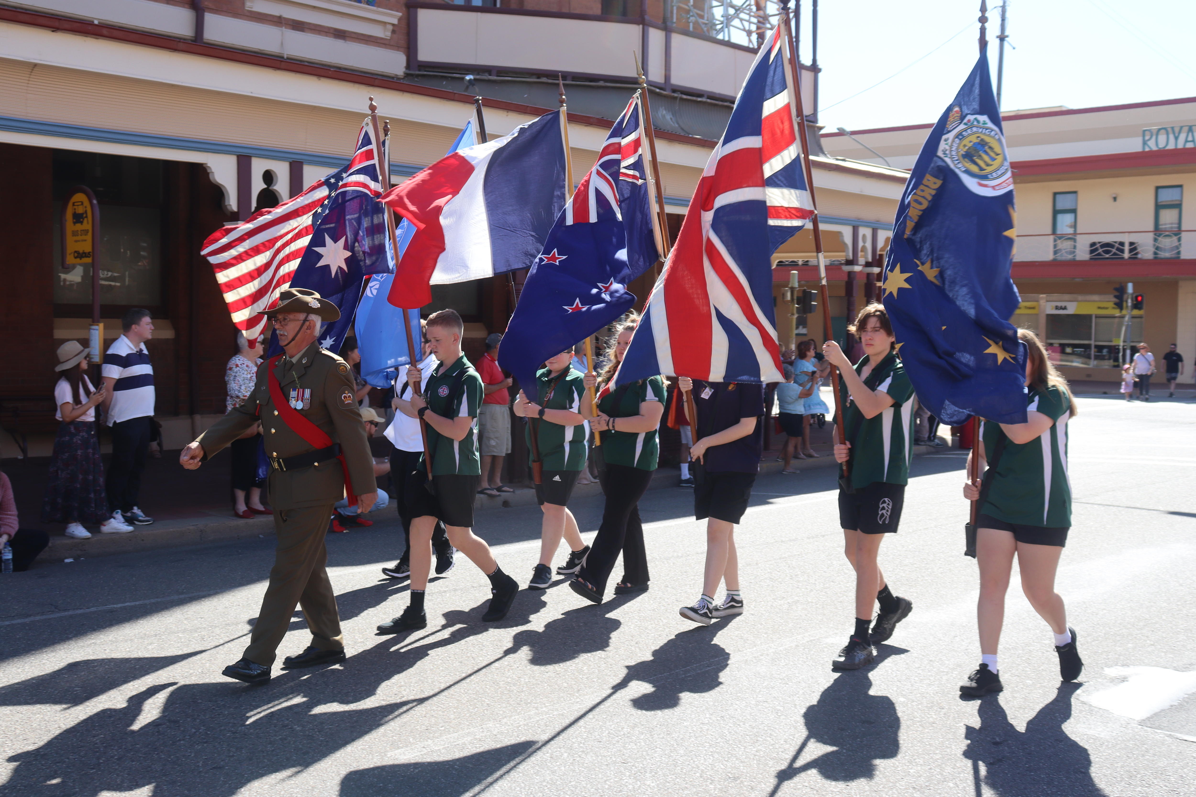 Australia pauses to remember the fallen - ABC listen