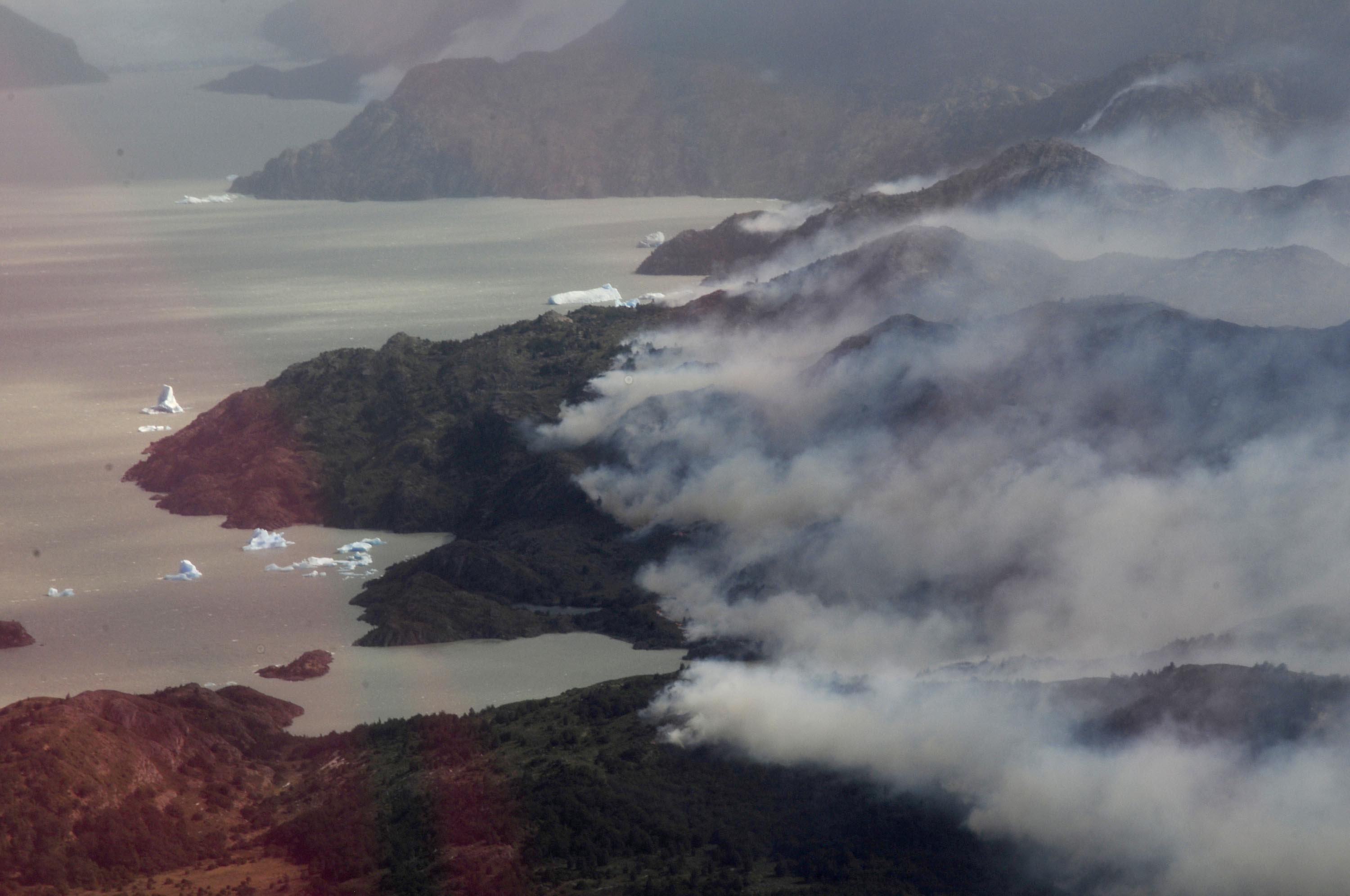 Firefighters tame Patagonian bushfire - ABC News