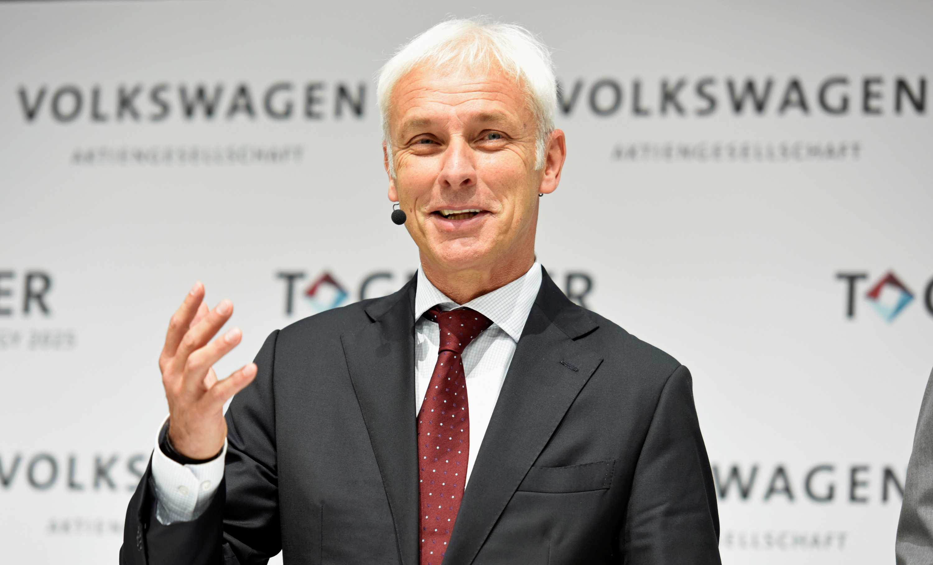 Volkswagen chief apologises to shareholders over emissions scandal ...
