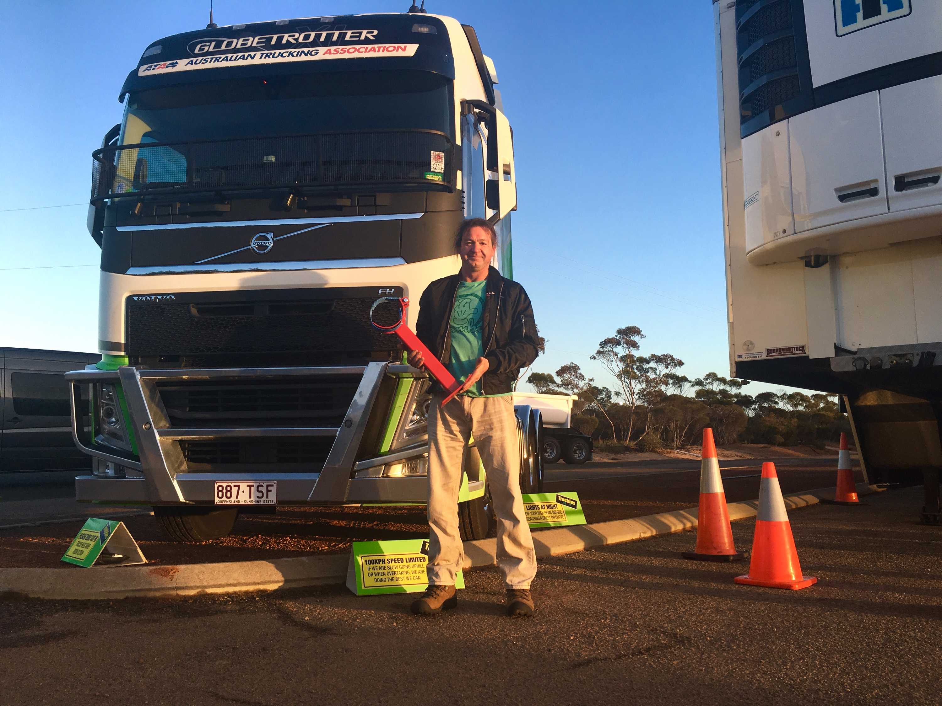 Truckie invents tyre jack to improve truck safety - ABC News