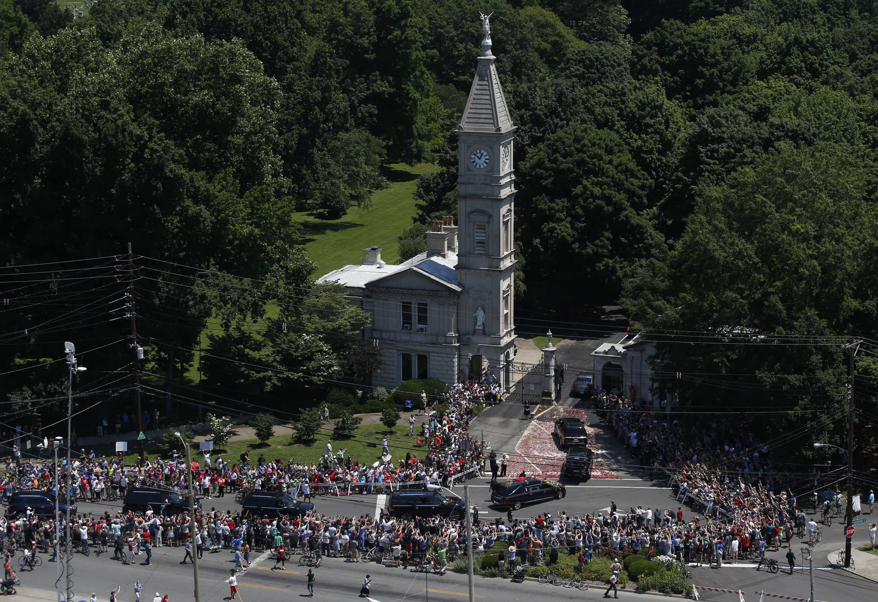 Muhammad Ali: Mourners line streets of Louisville for final goodbye to ...