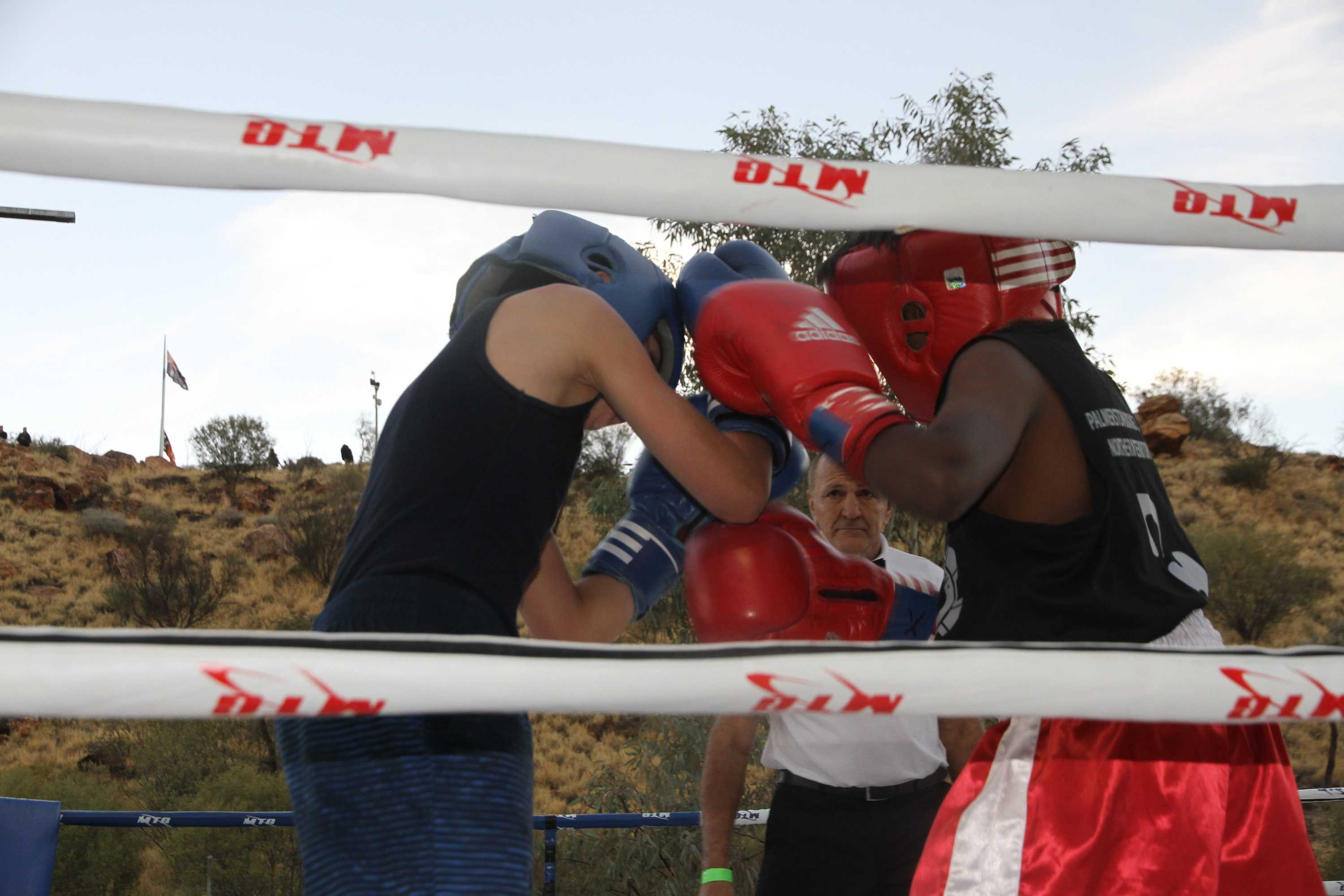 Local boxers pack a punch at Alice Springs's annual fight night - ABC News