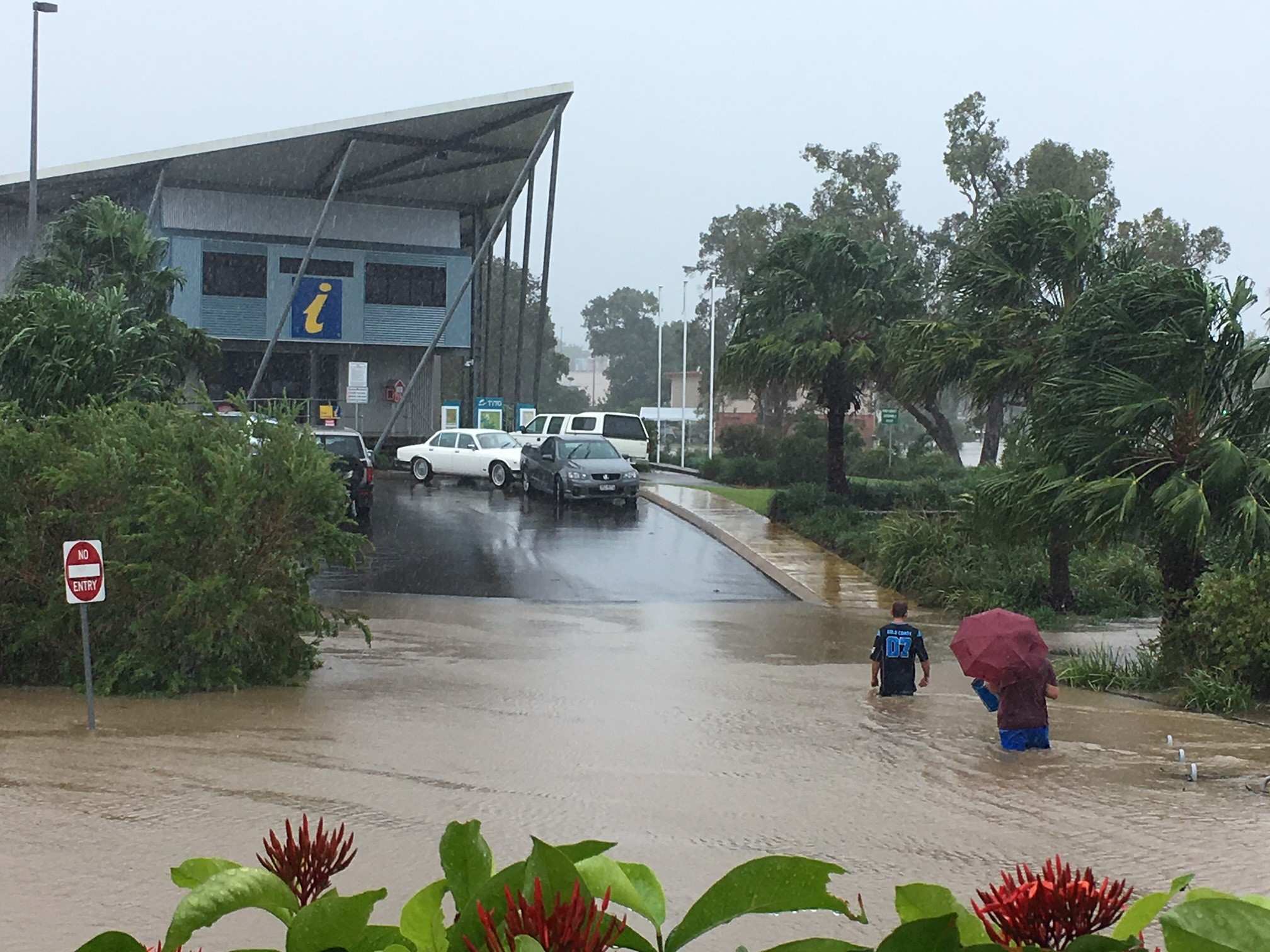 North Queensland flood: School kids stranded as Ingham water still ...
