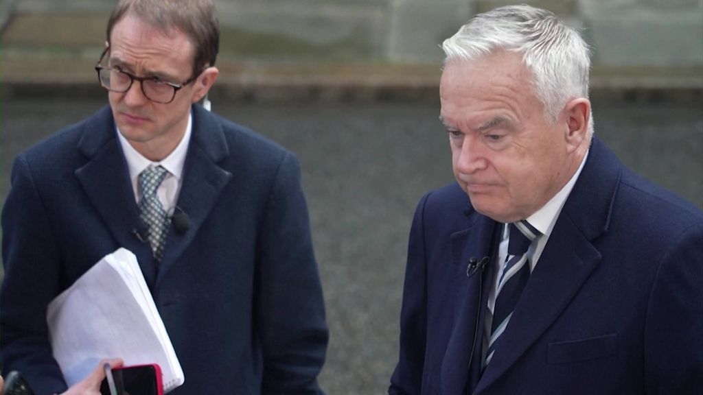 Huw Edwards in action as TV presenter and public speaker - ABC News