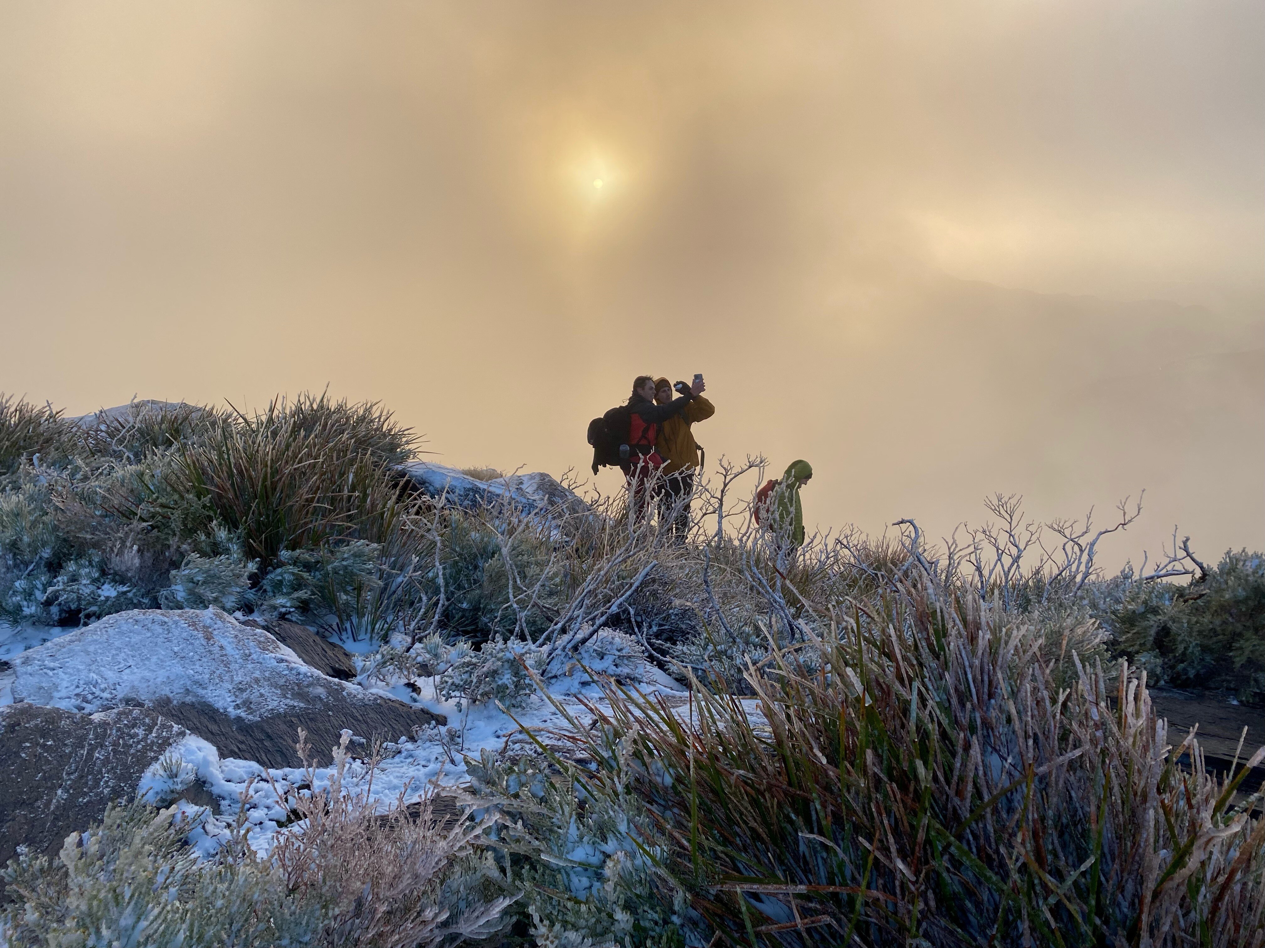 Hikers delighted as snow falls on Bluff Knoll in WA's Stirling Range ...