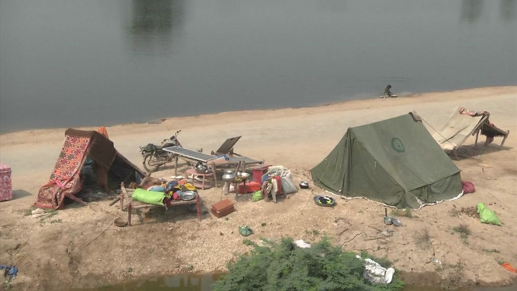 Homeless survivors shelter on dry land after floods in Pakistan - ABC News