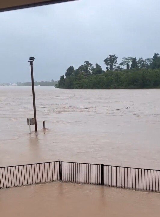 Flooding at east Innisfail - ABC News