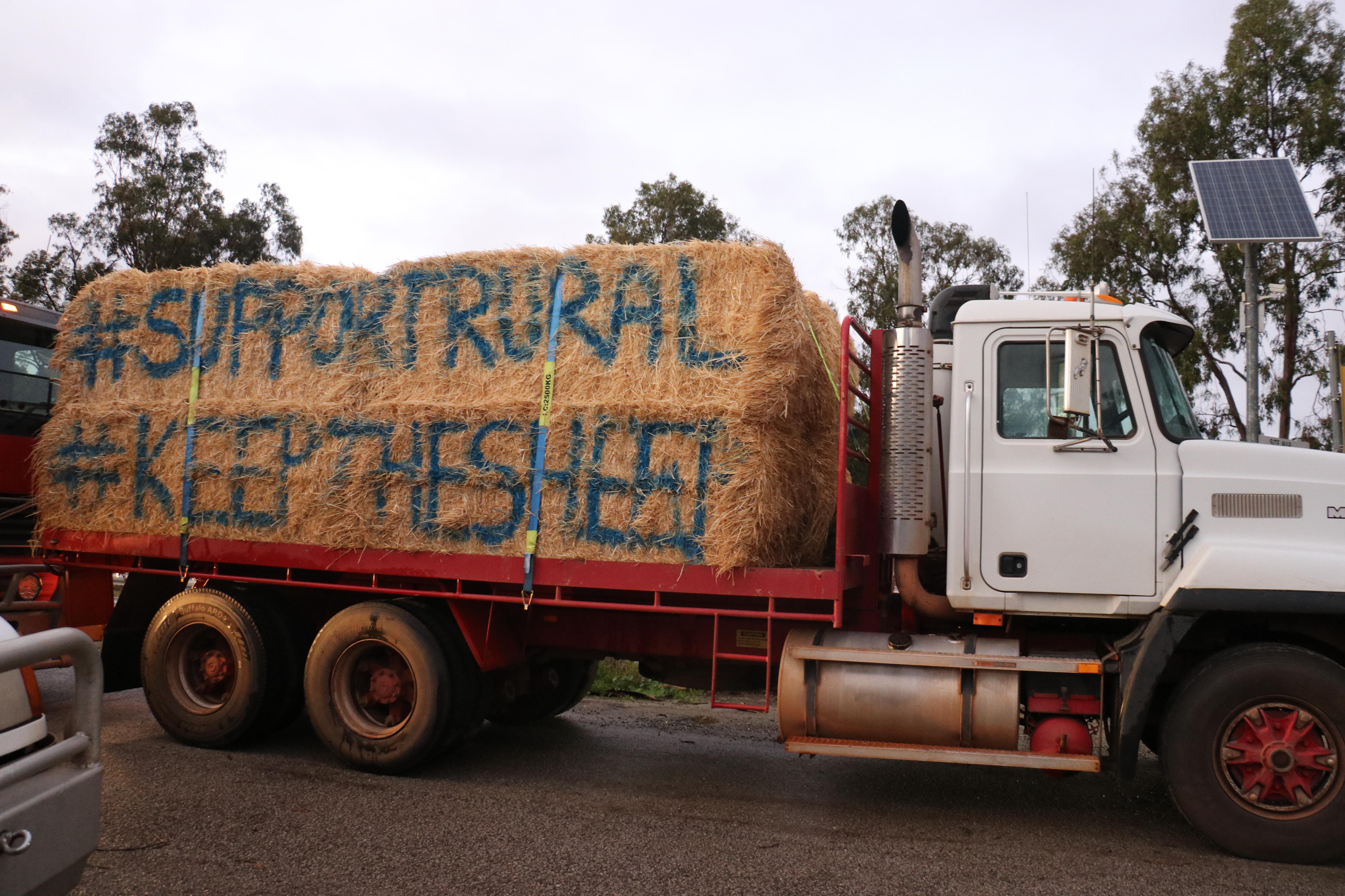 Hundreds of farmers swarm Perth roads with trucks to protest Albanese ...