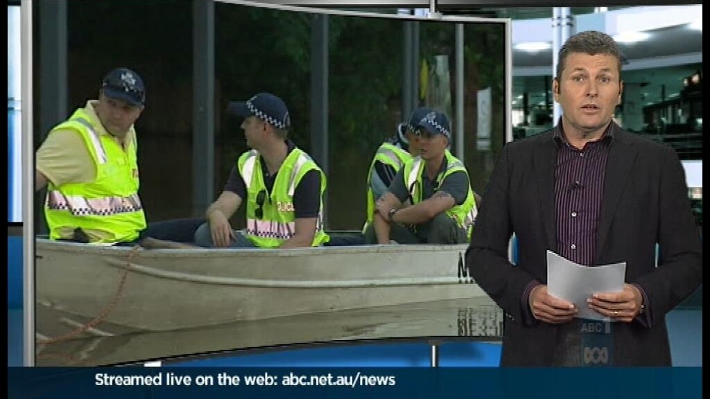 MacIntyre River threatens NSW residents - ABC News