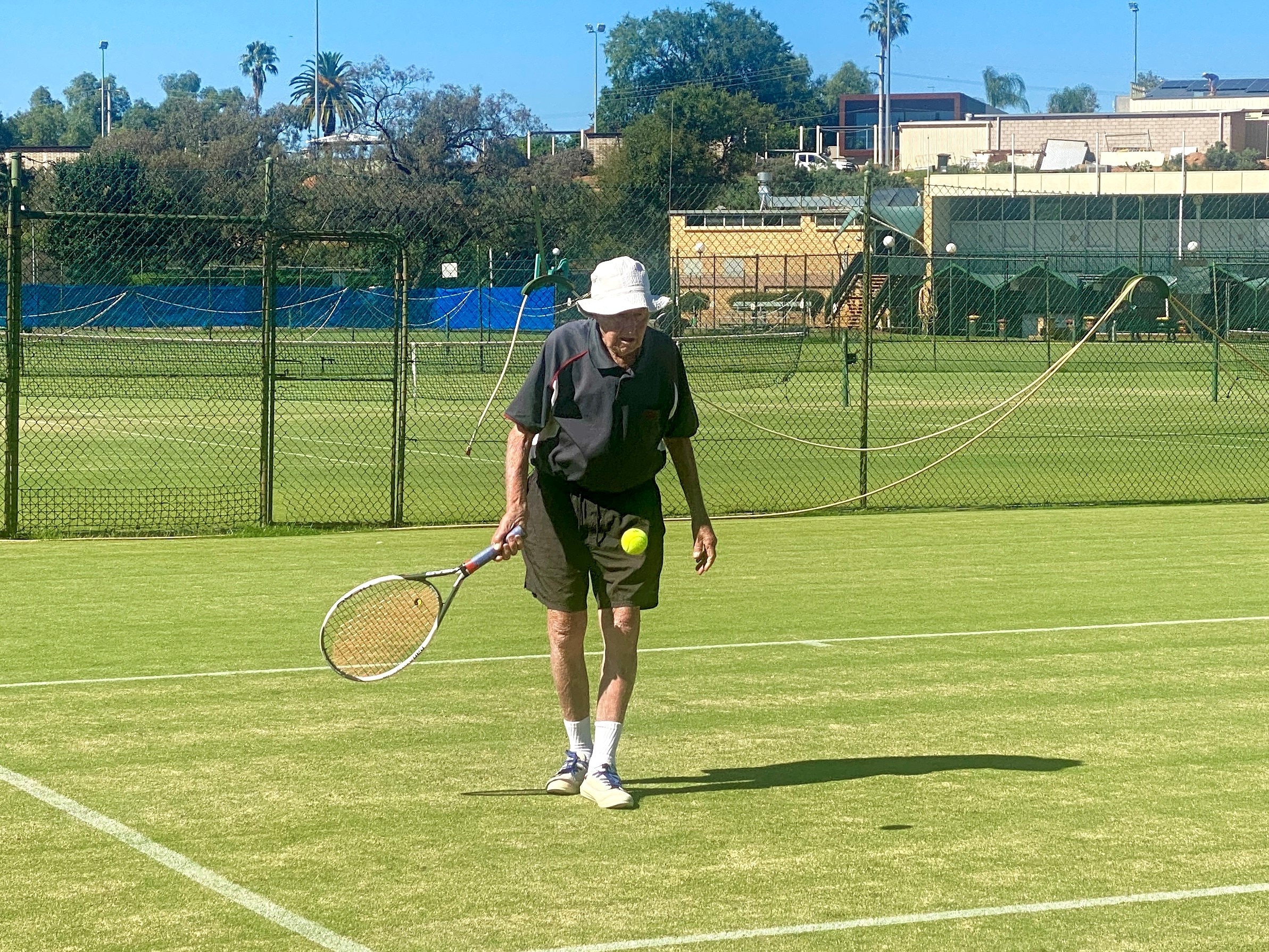 Victorian tennis player Len Spence, 101, enjoys weekly matches in ...