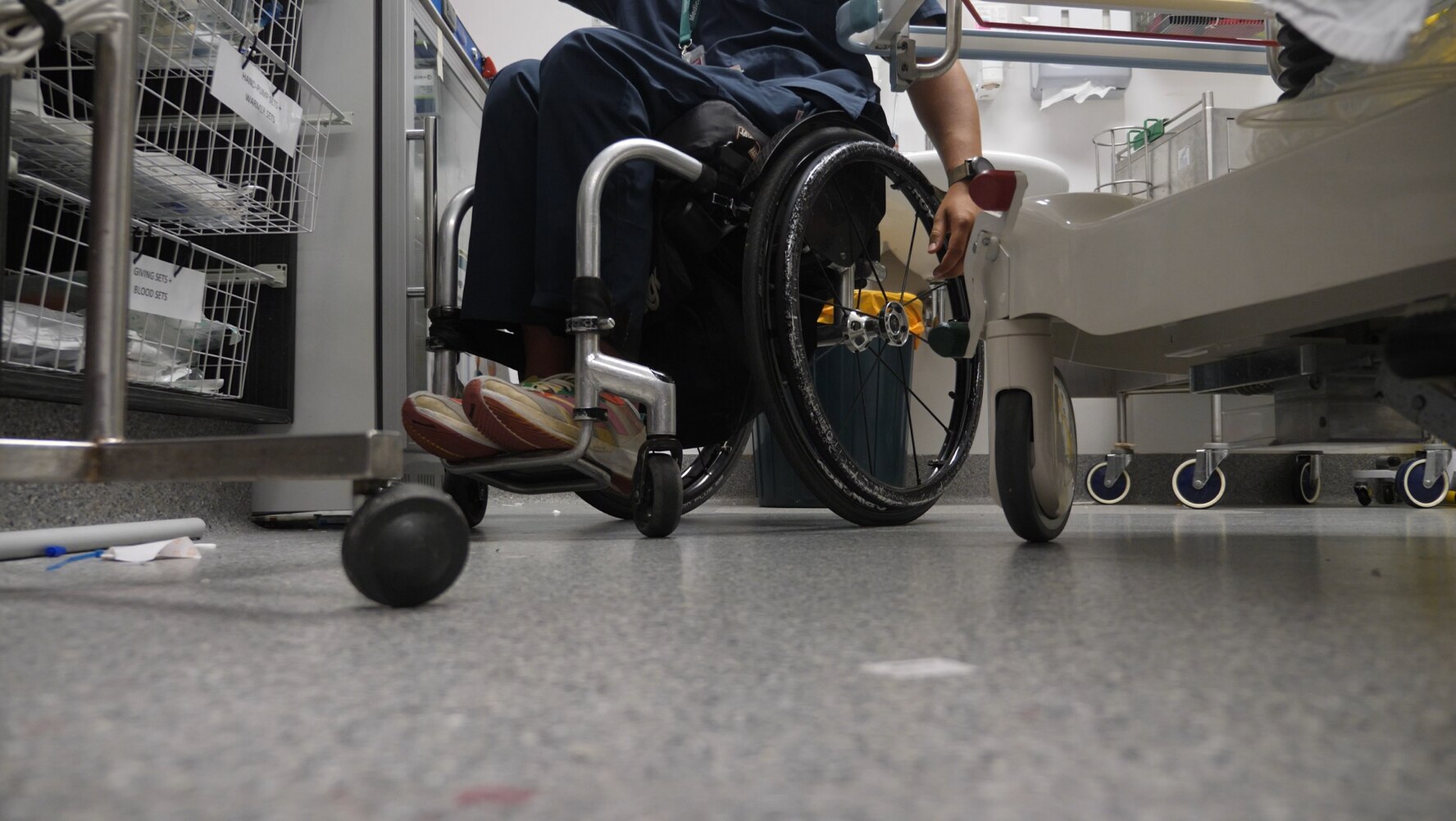 Medical student with spinal injury flies from UK to work with doctor ...